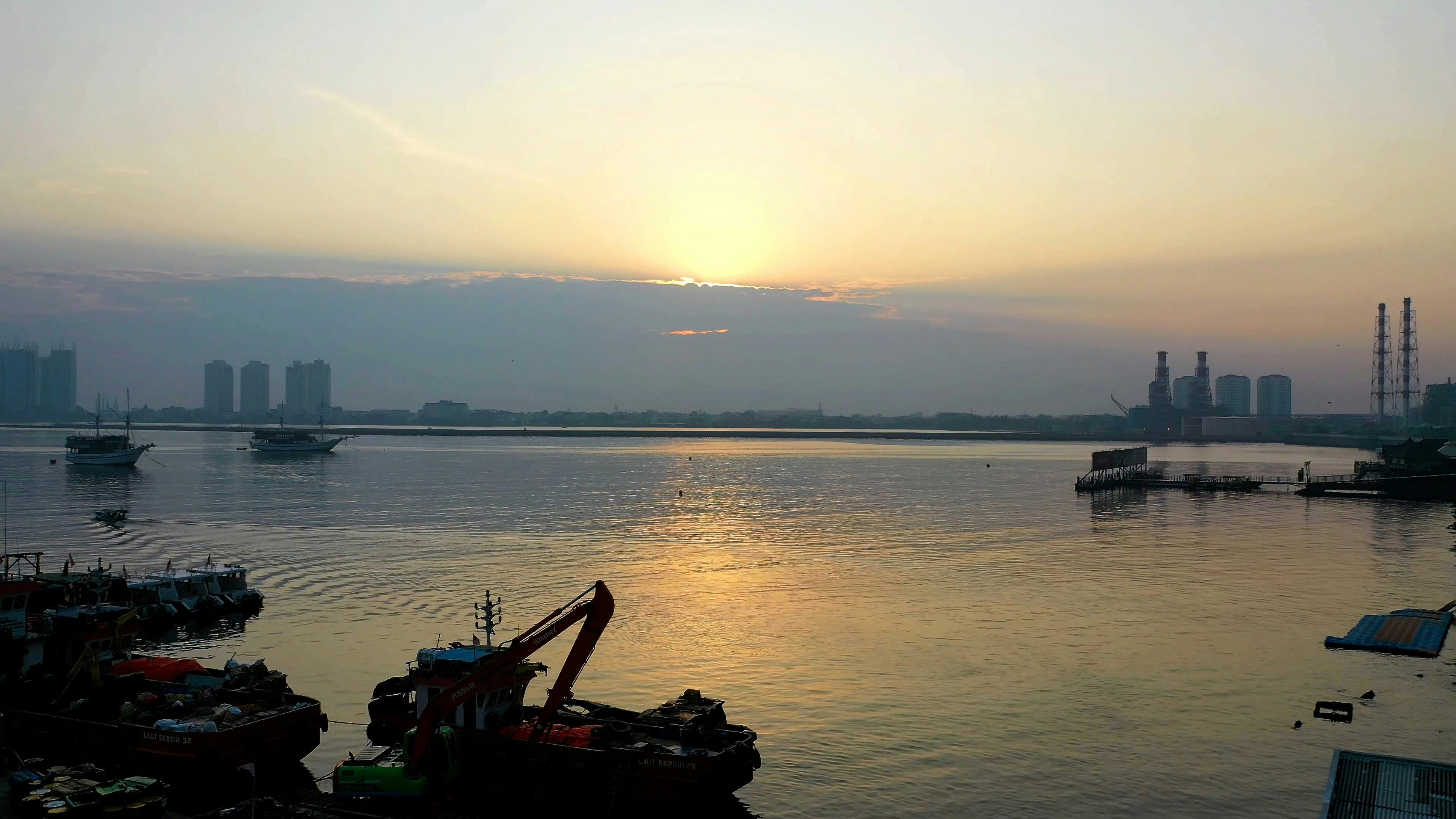 Sunrise View at the Harbor · Free Stock Video