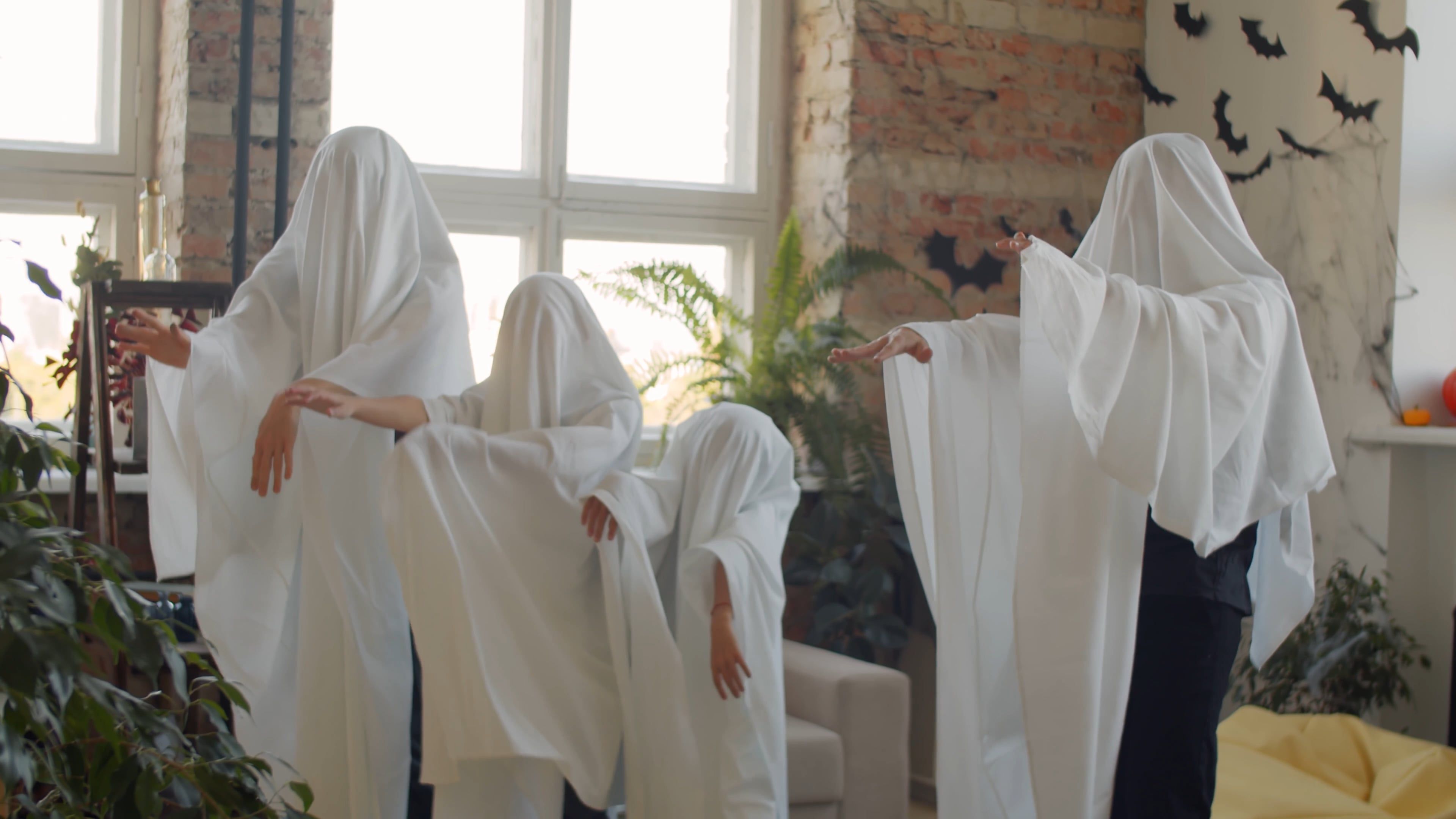 Una Familia Actuando Como Fantasmas Para Halloween · Vídeo de stock ...