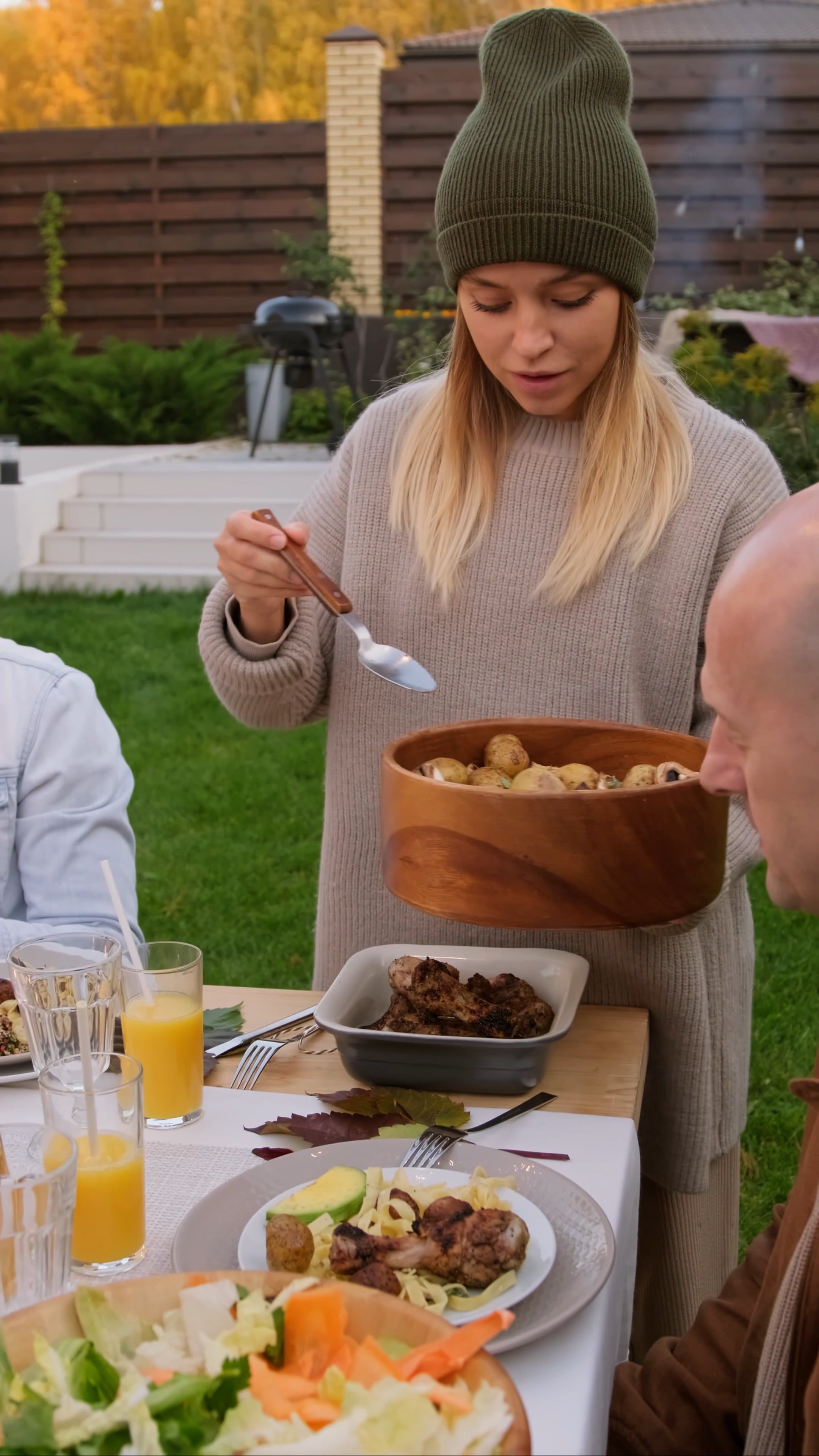 Vídeos de stock gratuitos sobre al aire libre, albóndigas, amigos ...