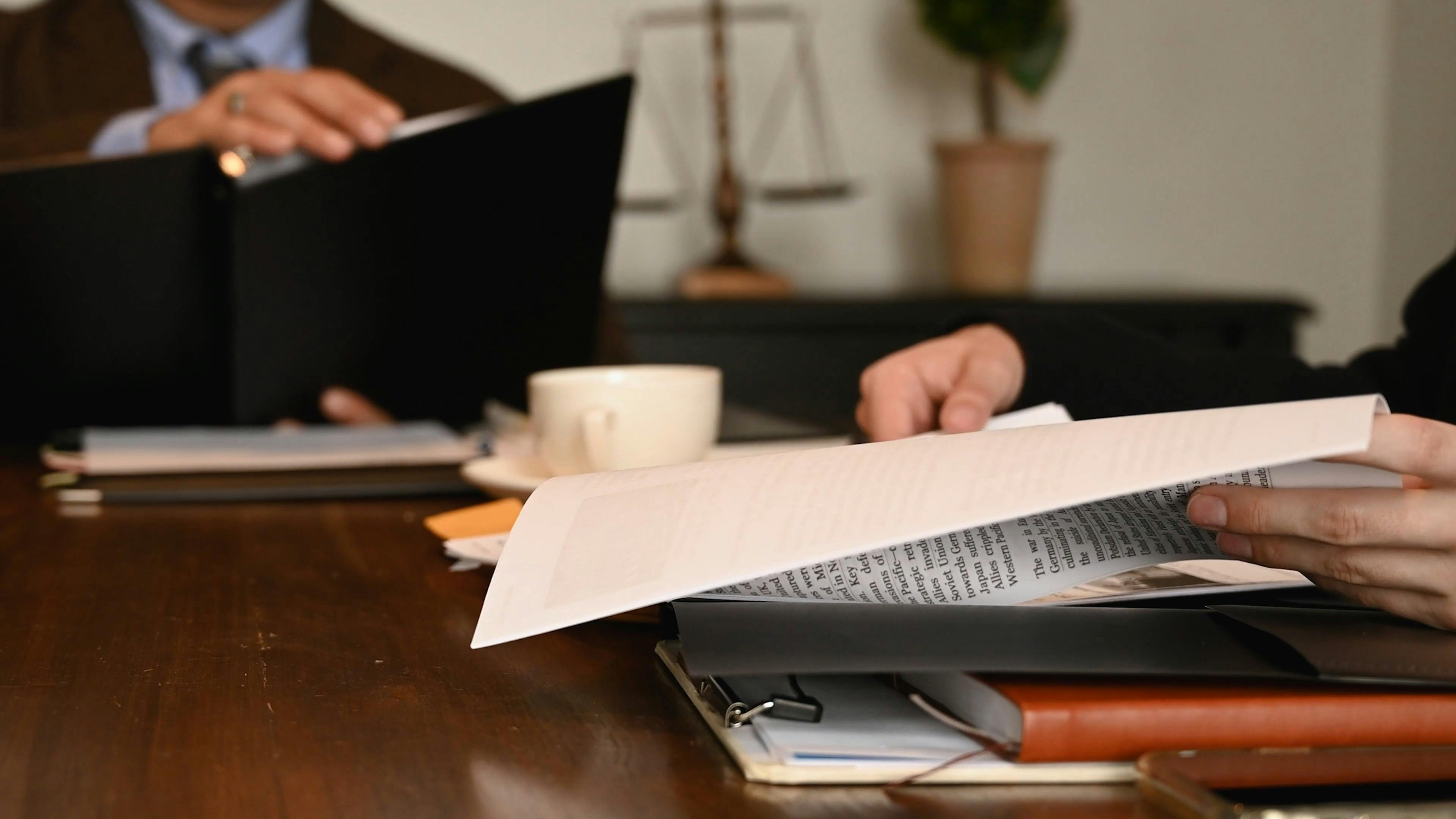 Una Persona Que Lee Y Pasa Páginas De Un Documento · Vídeo de stock ...