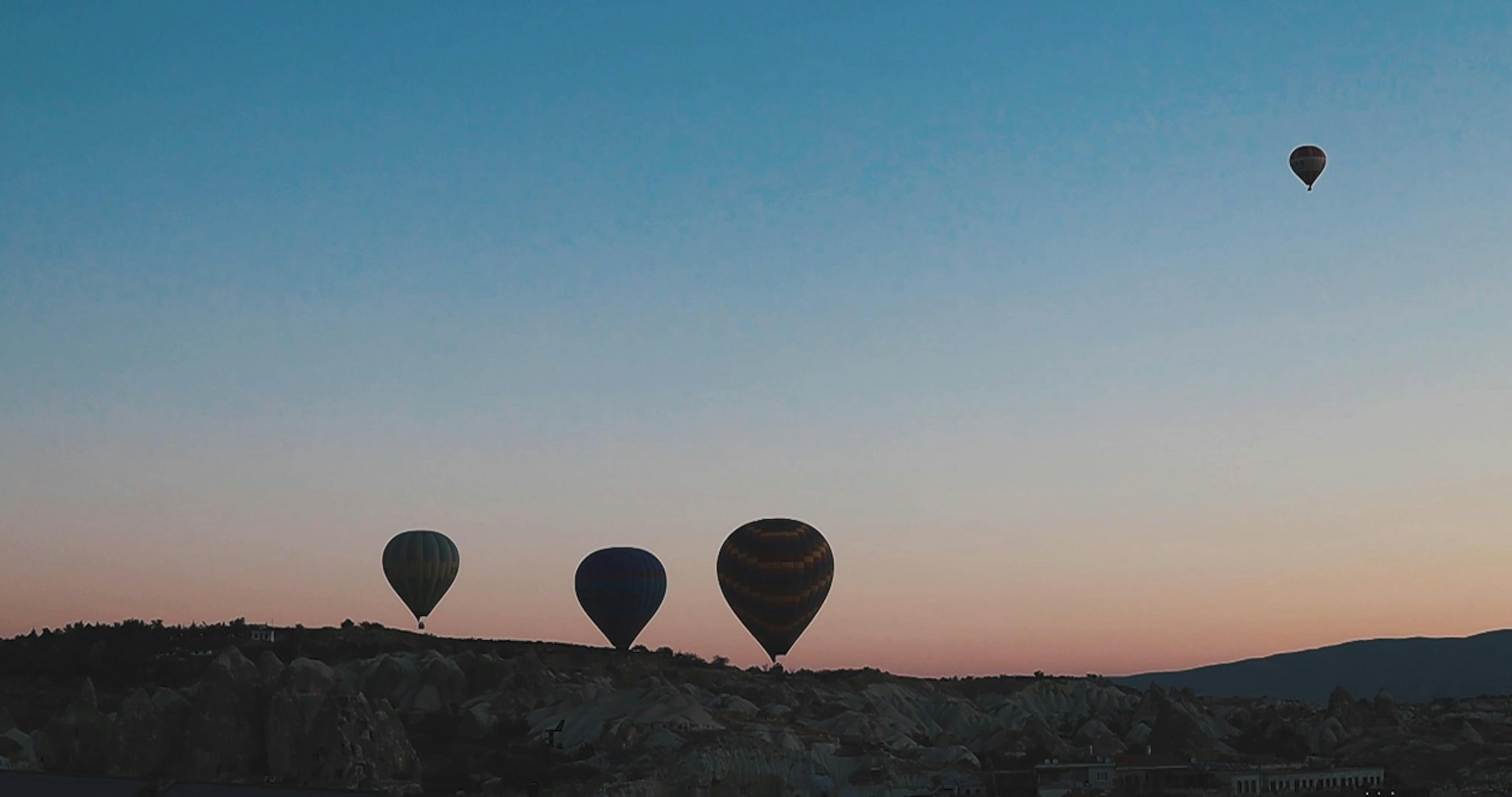 日出时分，卡帕多奇亚上空的热气球 · 免费素材视频