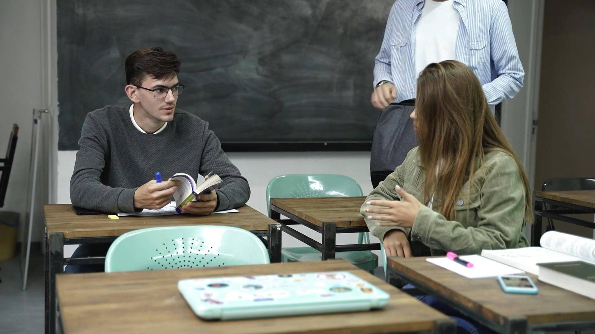 Vídeos de stock gratuitos sobre académico, adolescente, aprendiendo