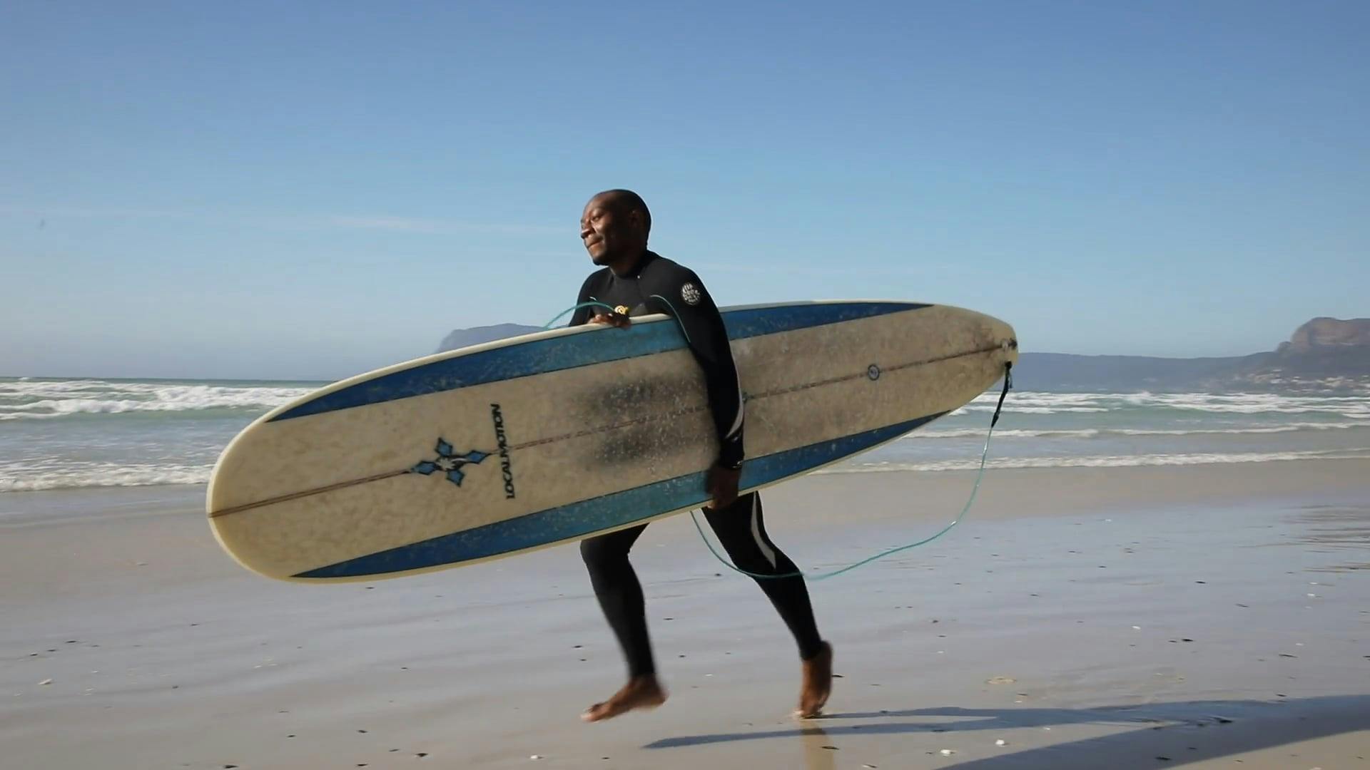 Man Running on the Seashore While Carrying a Surfboard · Free Stock Video