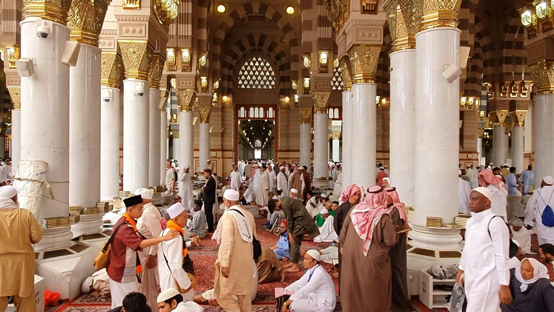 People Wearing Thobes and Taqiyah · Free Stock Video