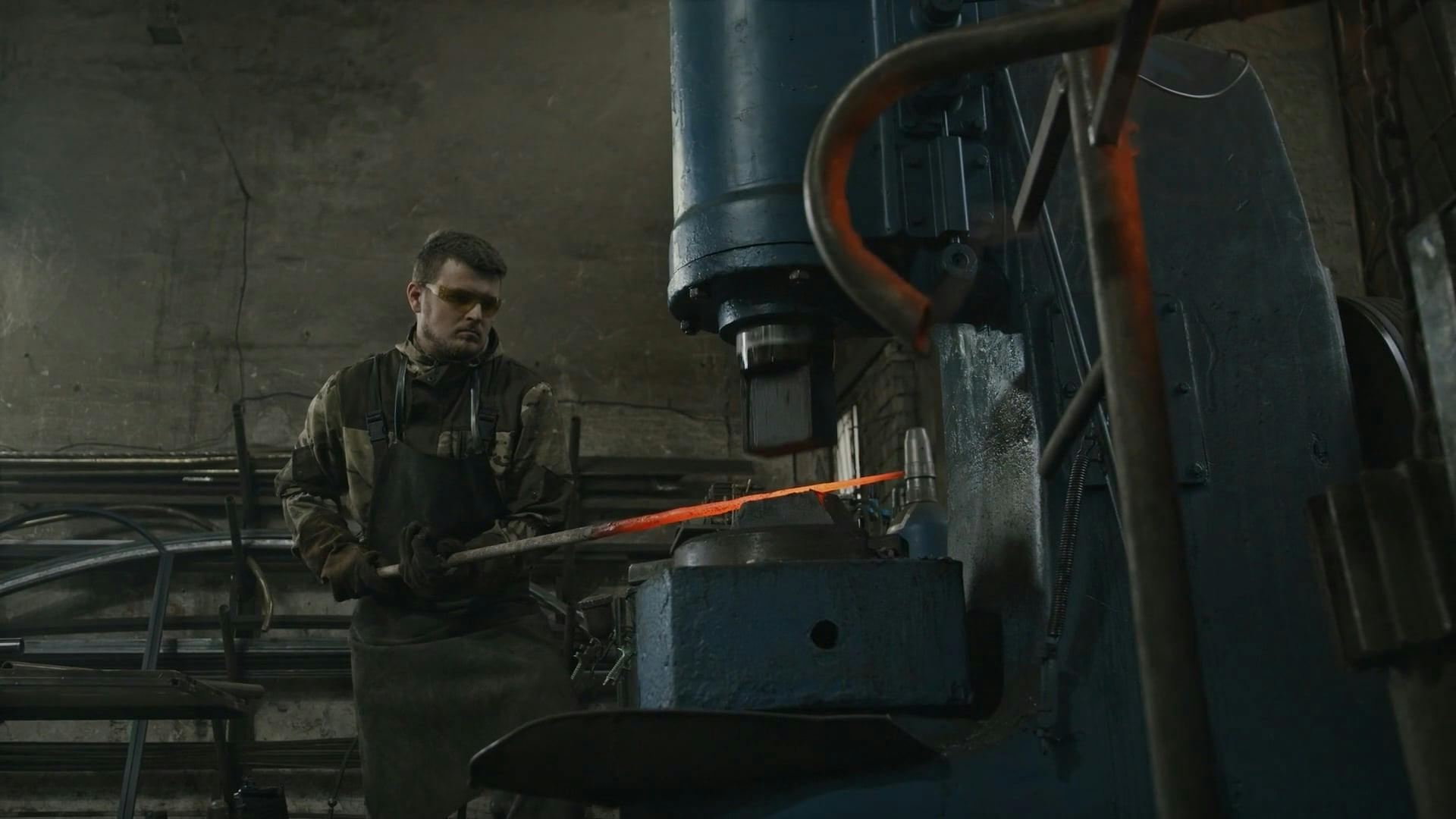 Vidéo gratuite de à l'intérieur, acier, appuyer, artisanat, atelier ...