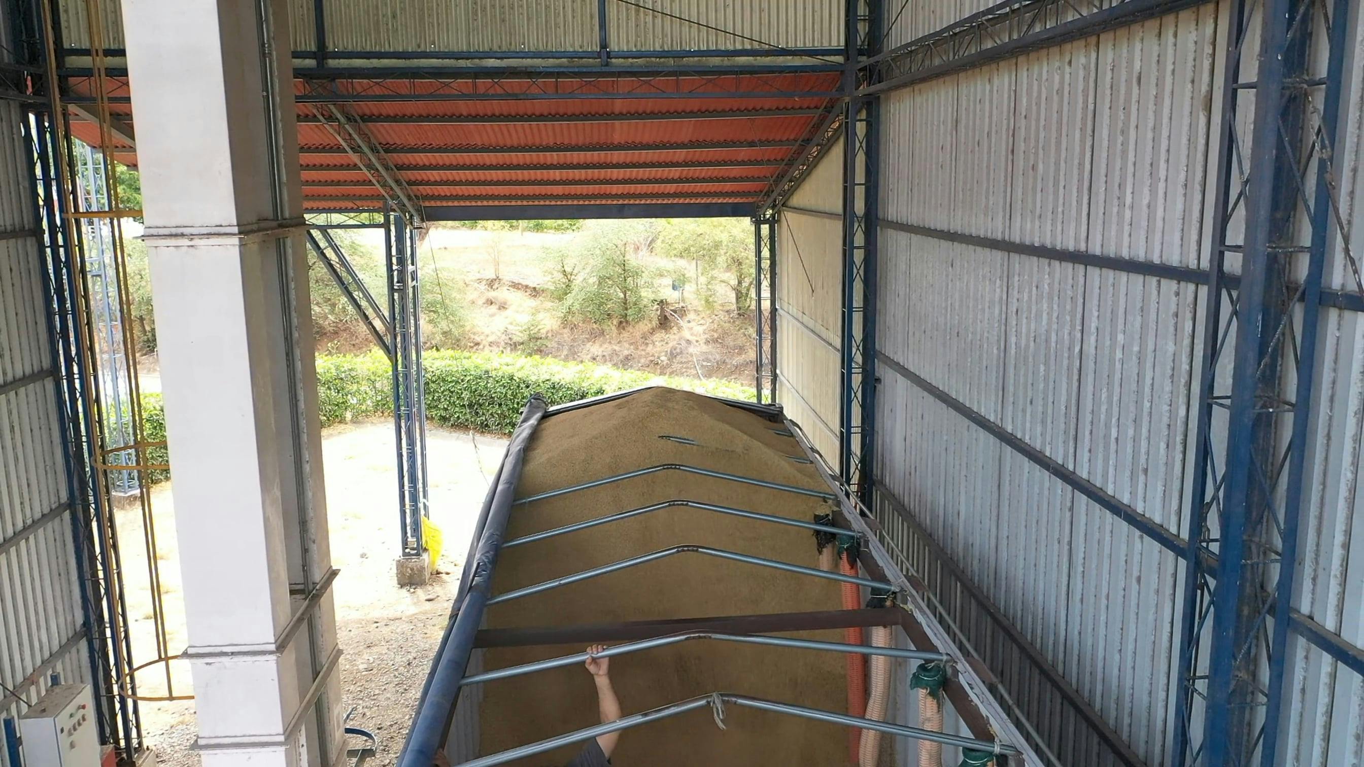 Loading Cattle Videos, Download The BEST Free 4k Stock Video Footage ...