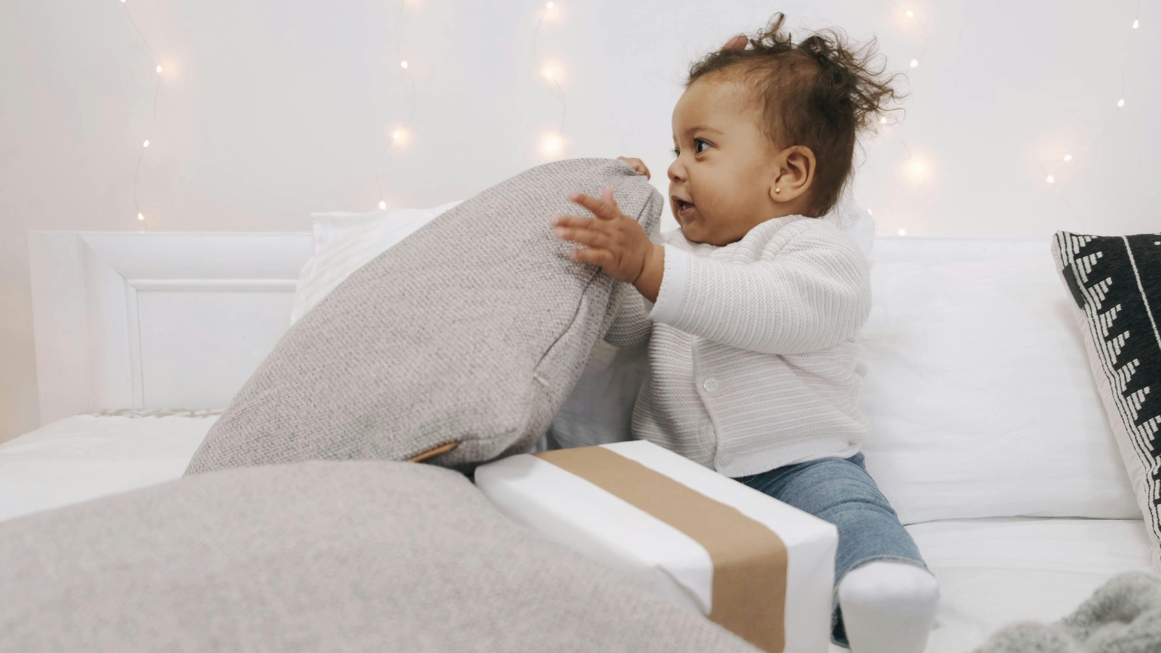 Vidéo gratuite de adorable, bébé, coussins