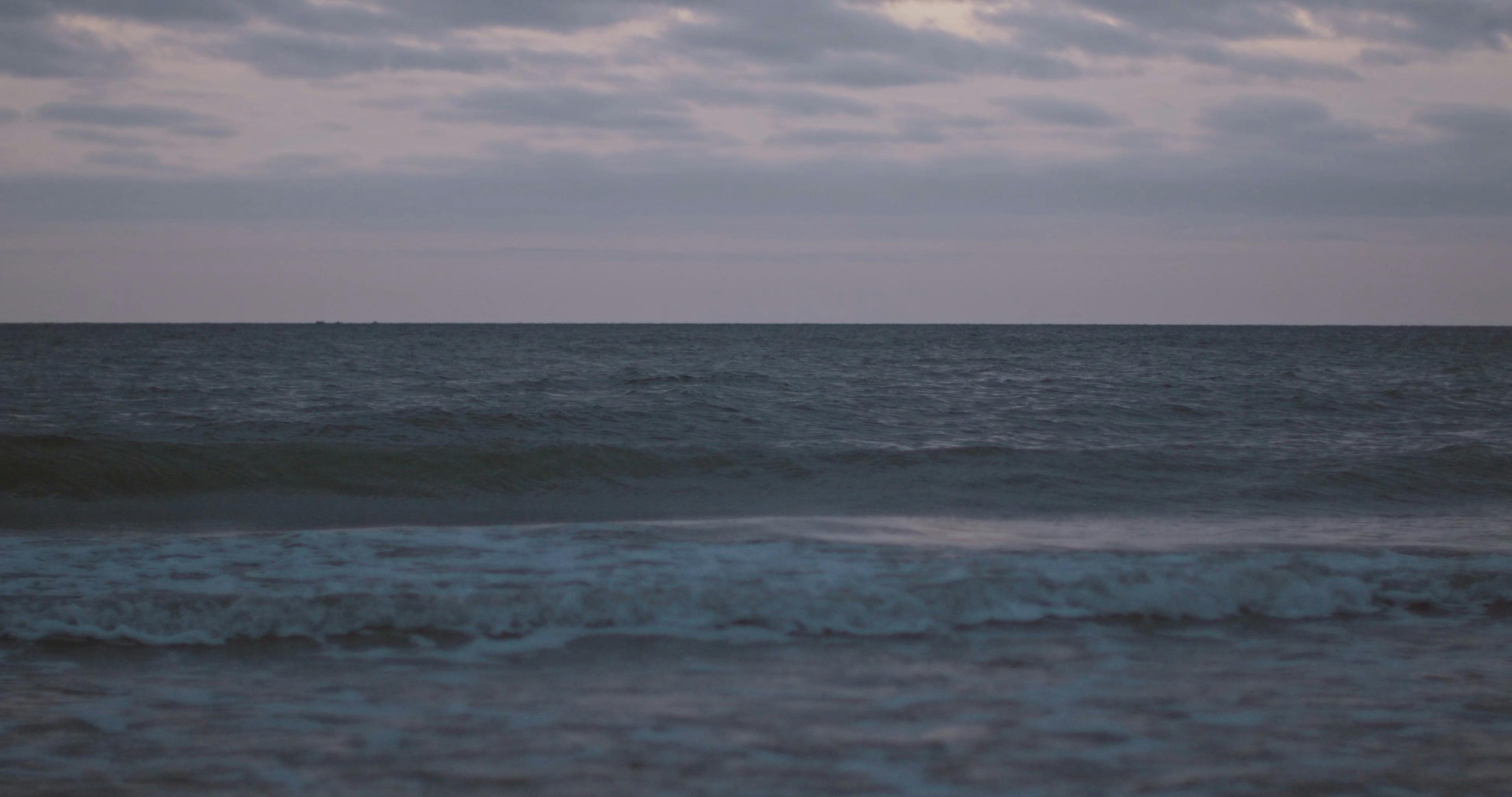 Waves Crashing Over a Dark Horizon · Free Stock Video