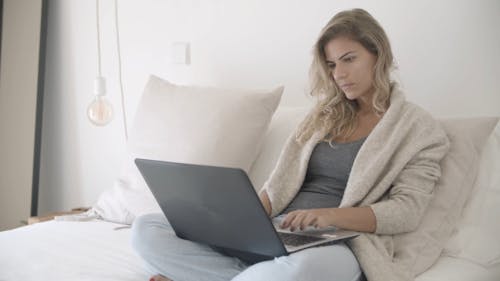 Une Femme à Laide De Son Ordinateur Portable à Lextérieur · Vidéos