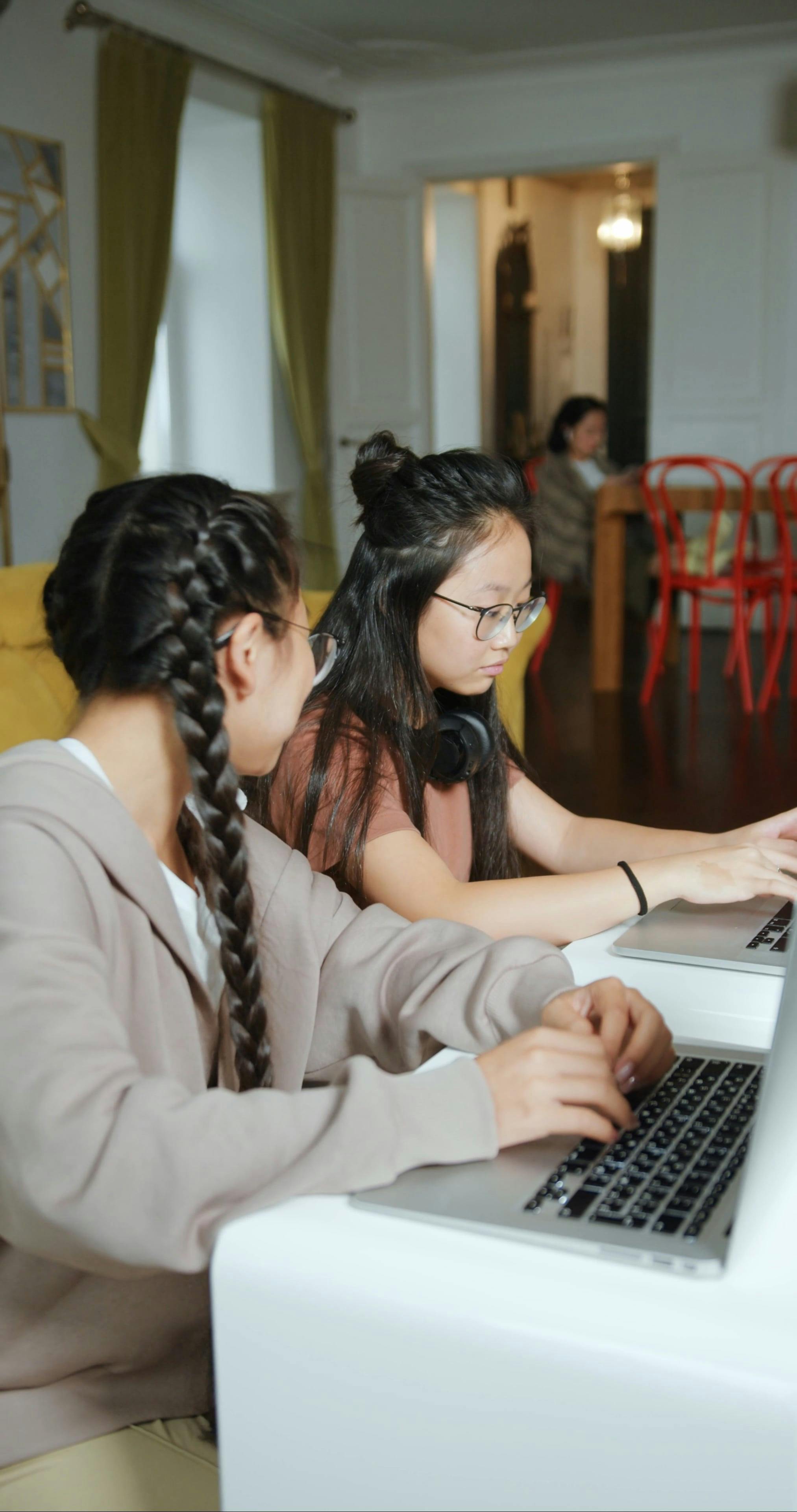 Girls And Computers Videos, Download The BEST Free 4k Stock Video ...