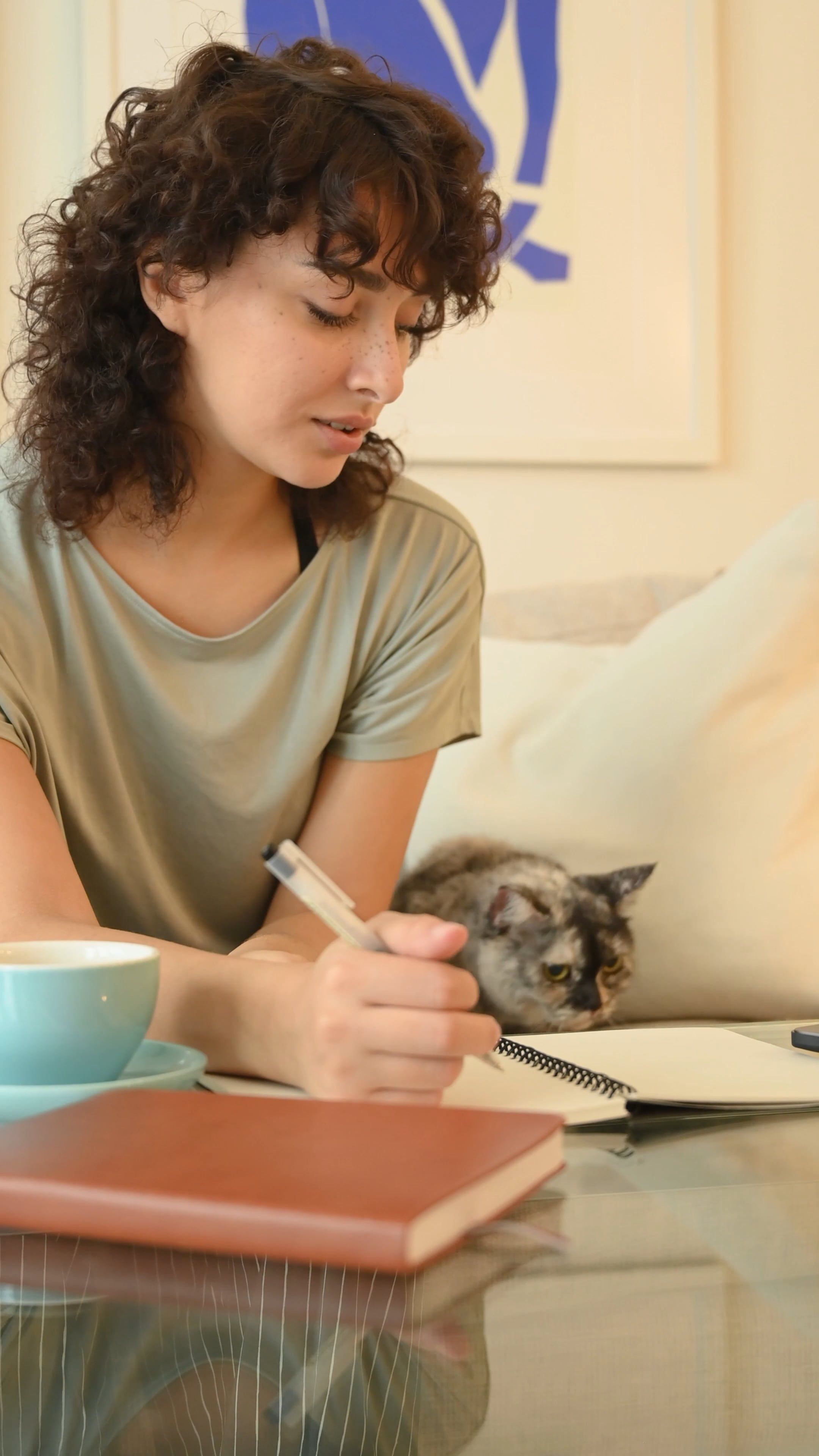 Una Mujer Escribiendo En Un Cuaderno · Vídeos de stock gratuitos