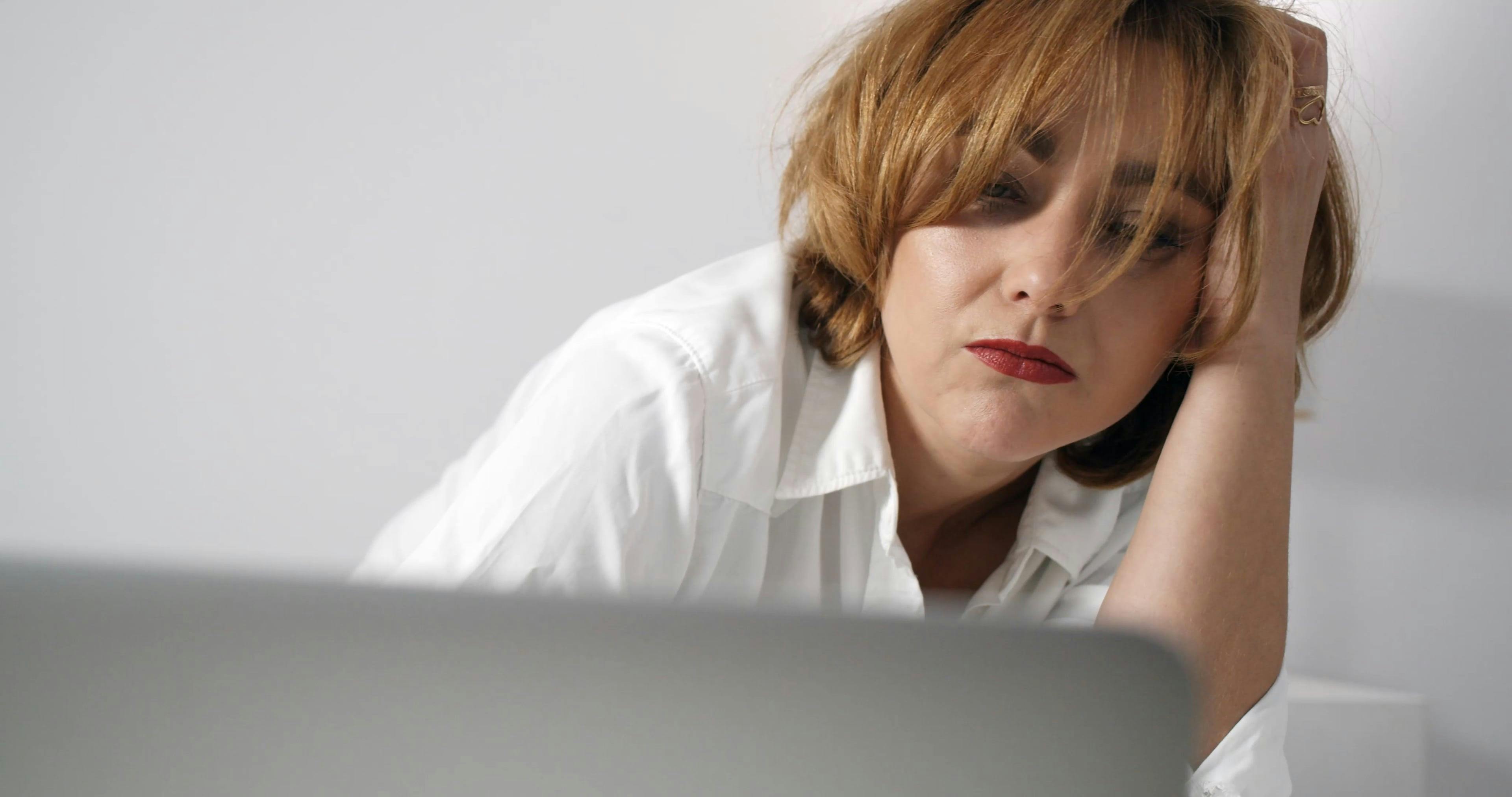 Vidéo gratuite de affligé, beau, belle femme, brune, burnout, chemise ...