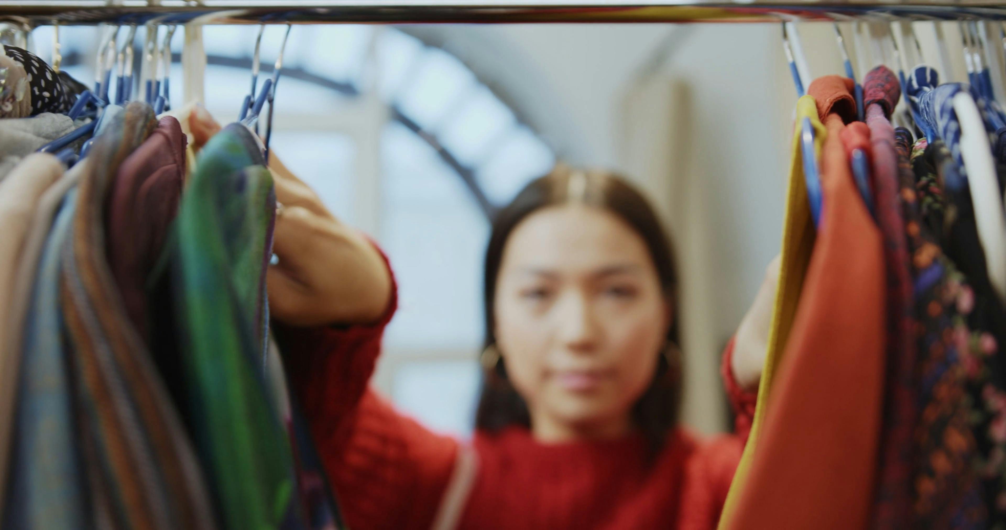 Vídeos de stock gratuitos sobre adulto, adulto joven, ahorro, almacenar ...