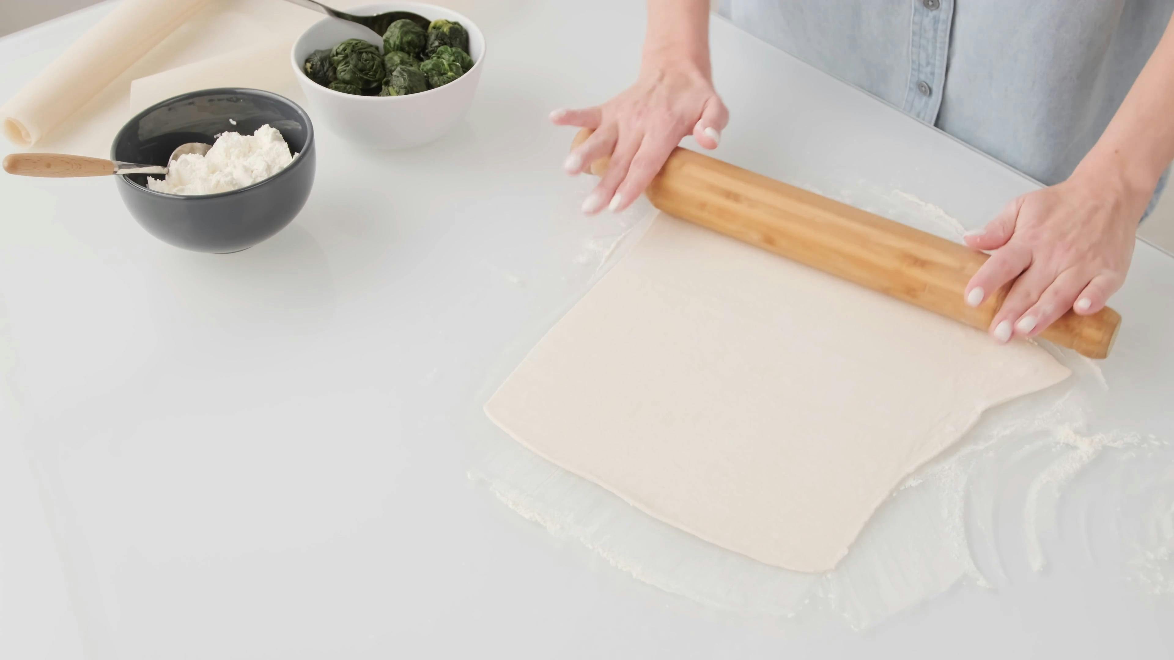 Aplastar Una Masa Con Un Rodillo · Vídeo de stock gratuito