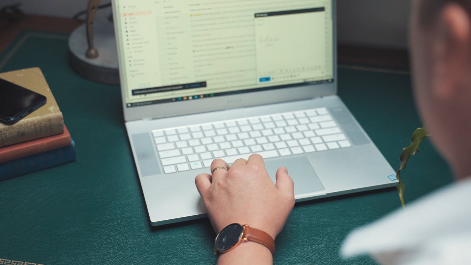 Hands Typing Videos, Download The BEST Free 4k Stock Video Footage ...