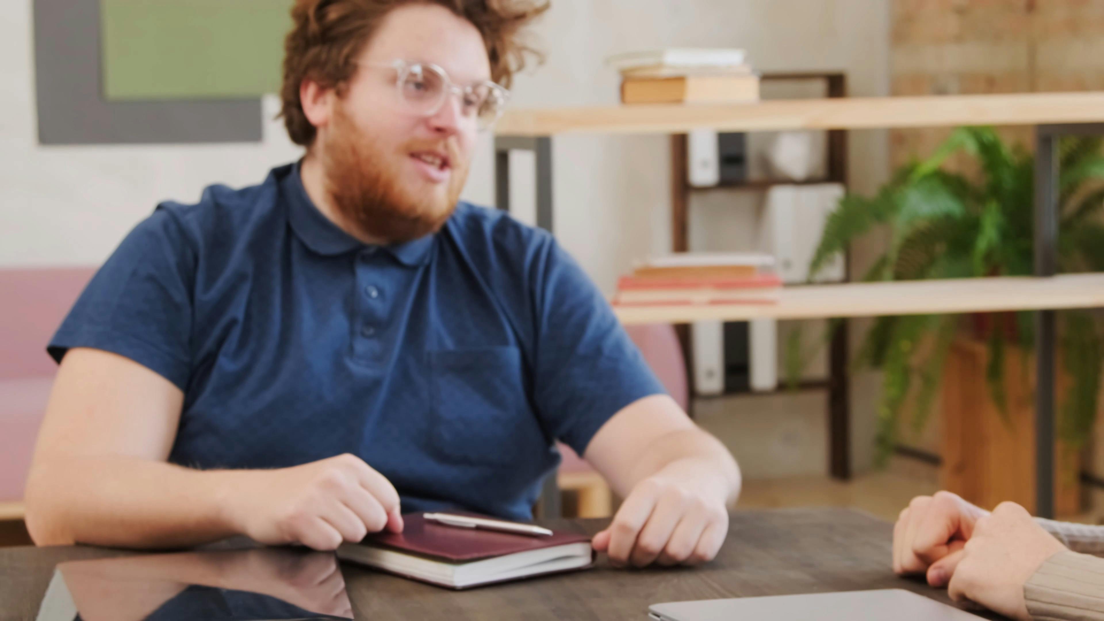 Groupe De Personnes Réunies Autour D'une Table Ayant Des Discussions ...