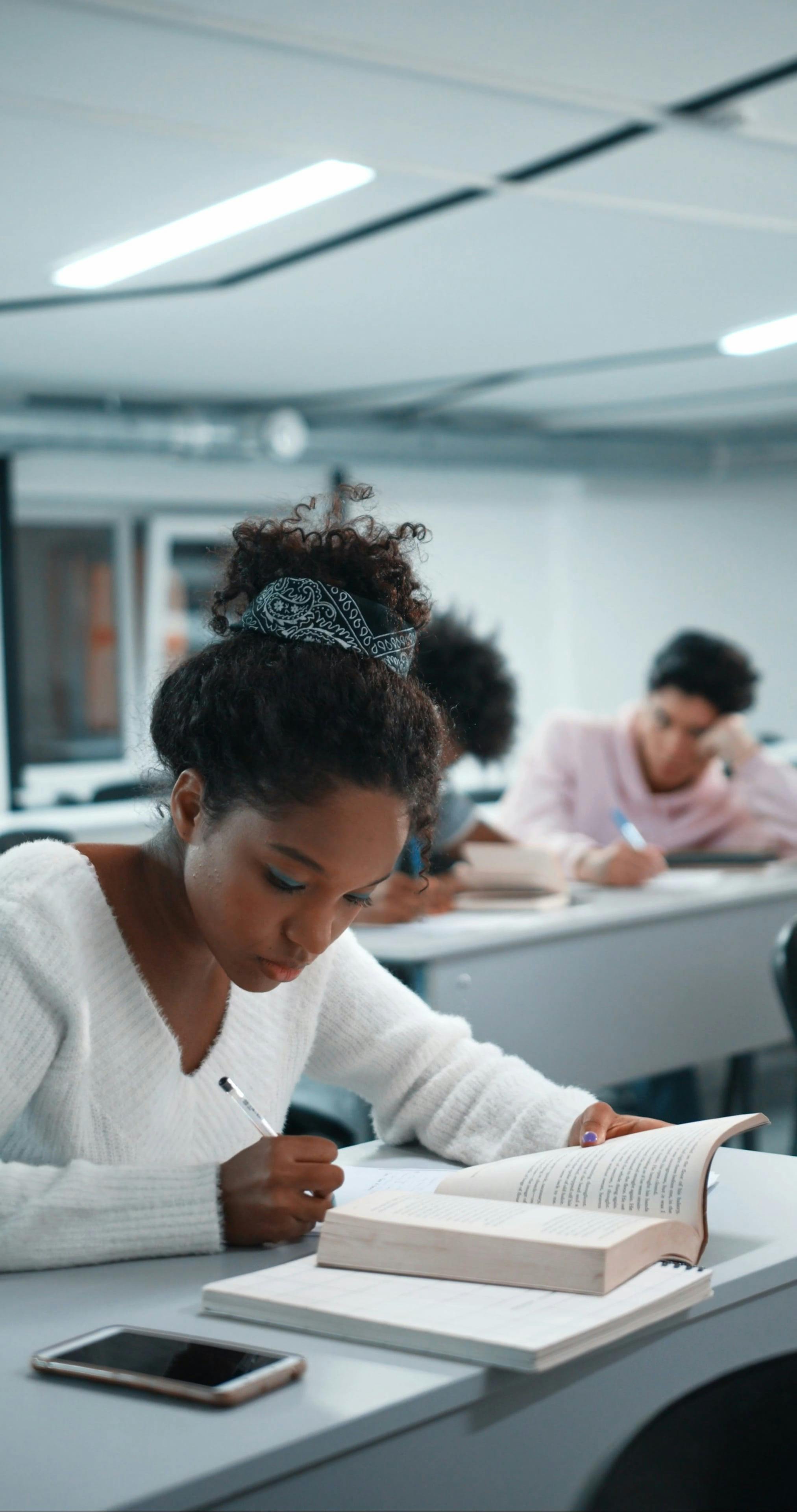 Vídeos de stock gratuitos sobre adolescentes, aprendiendo, aprendizaje