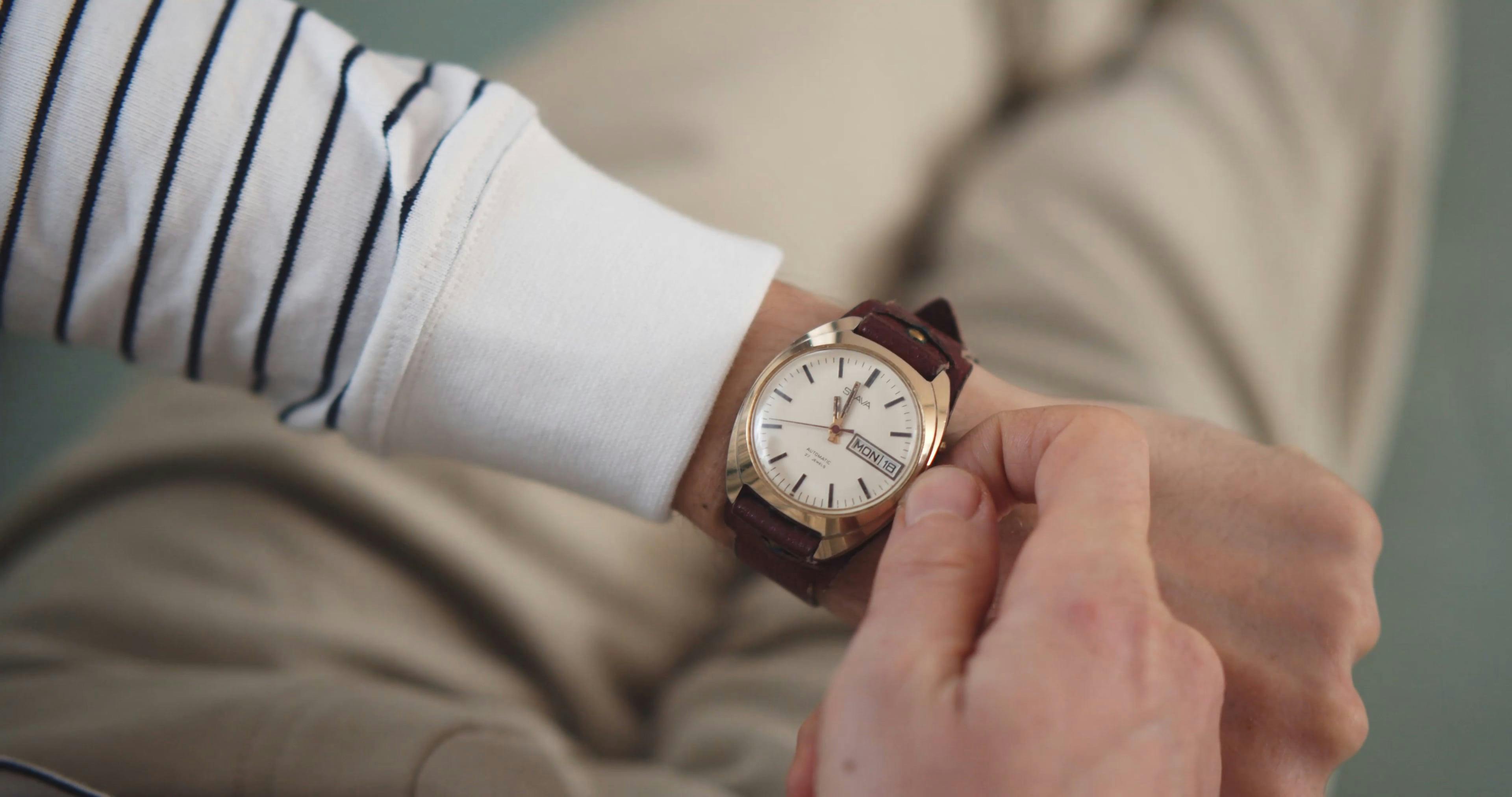 Hand of Man Holding Pocket Watch Free Stock Video Footage, Royalty-Free ...