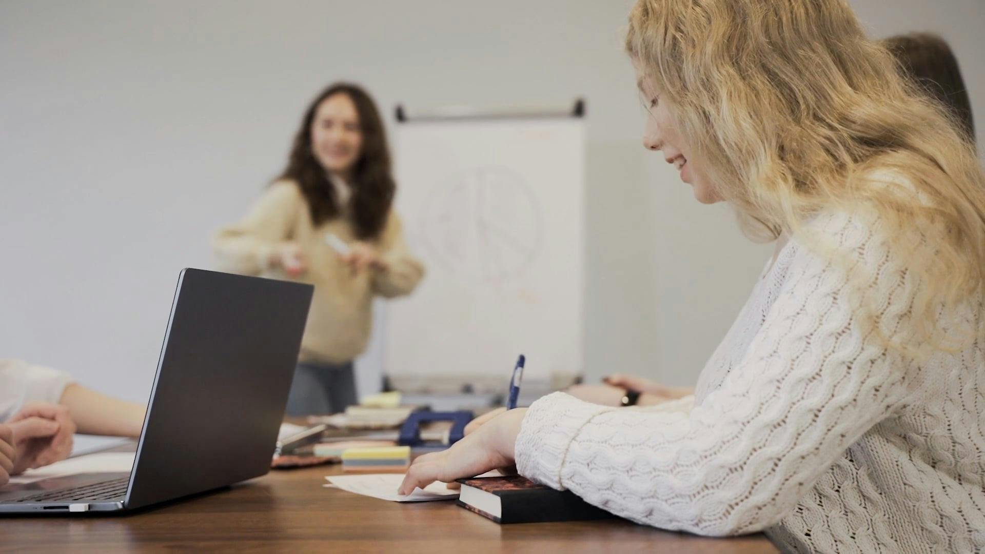 Vídeos de stock gratuitos sobre adultos, ambiente de trabajo, bloc de ...