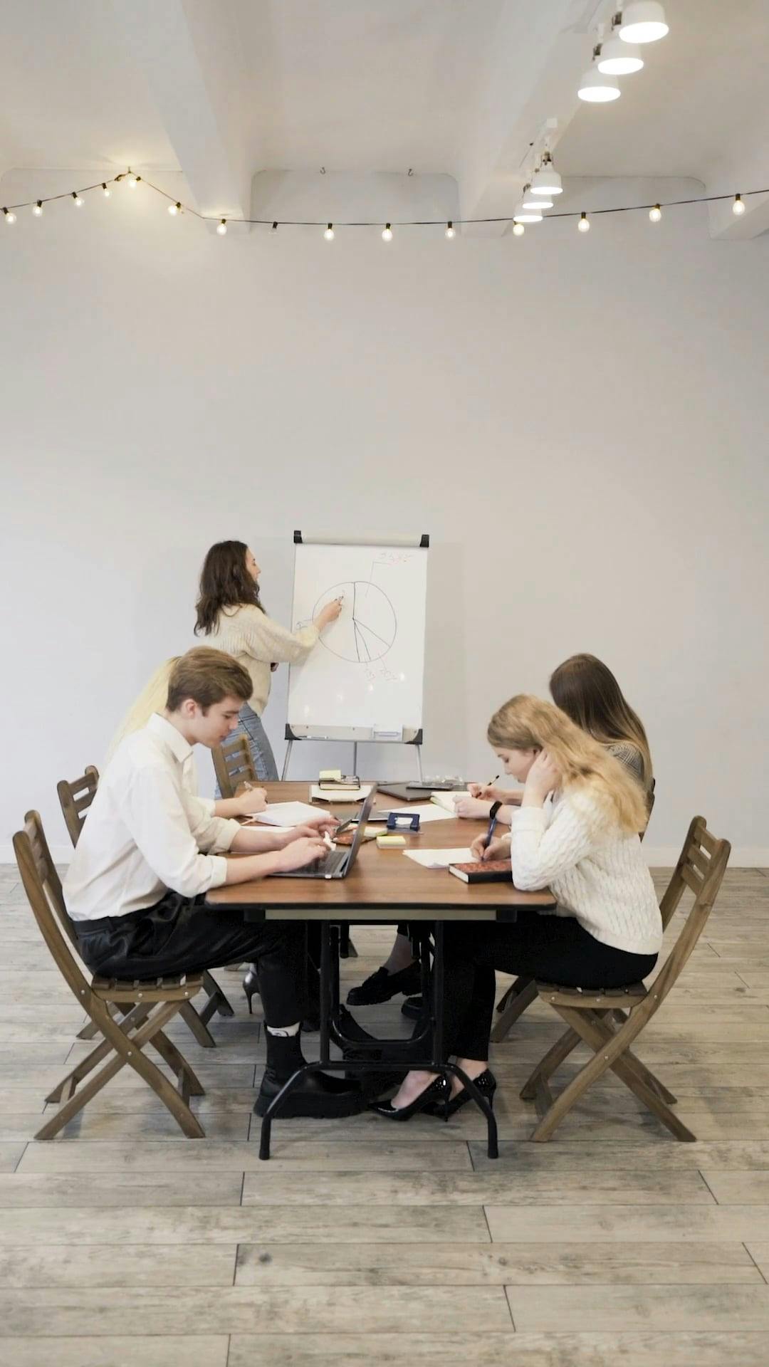 Groupe De Personnes Réunies Autour D'une Table Ayant Des Discussions ...