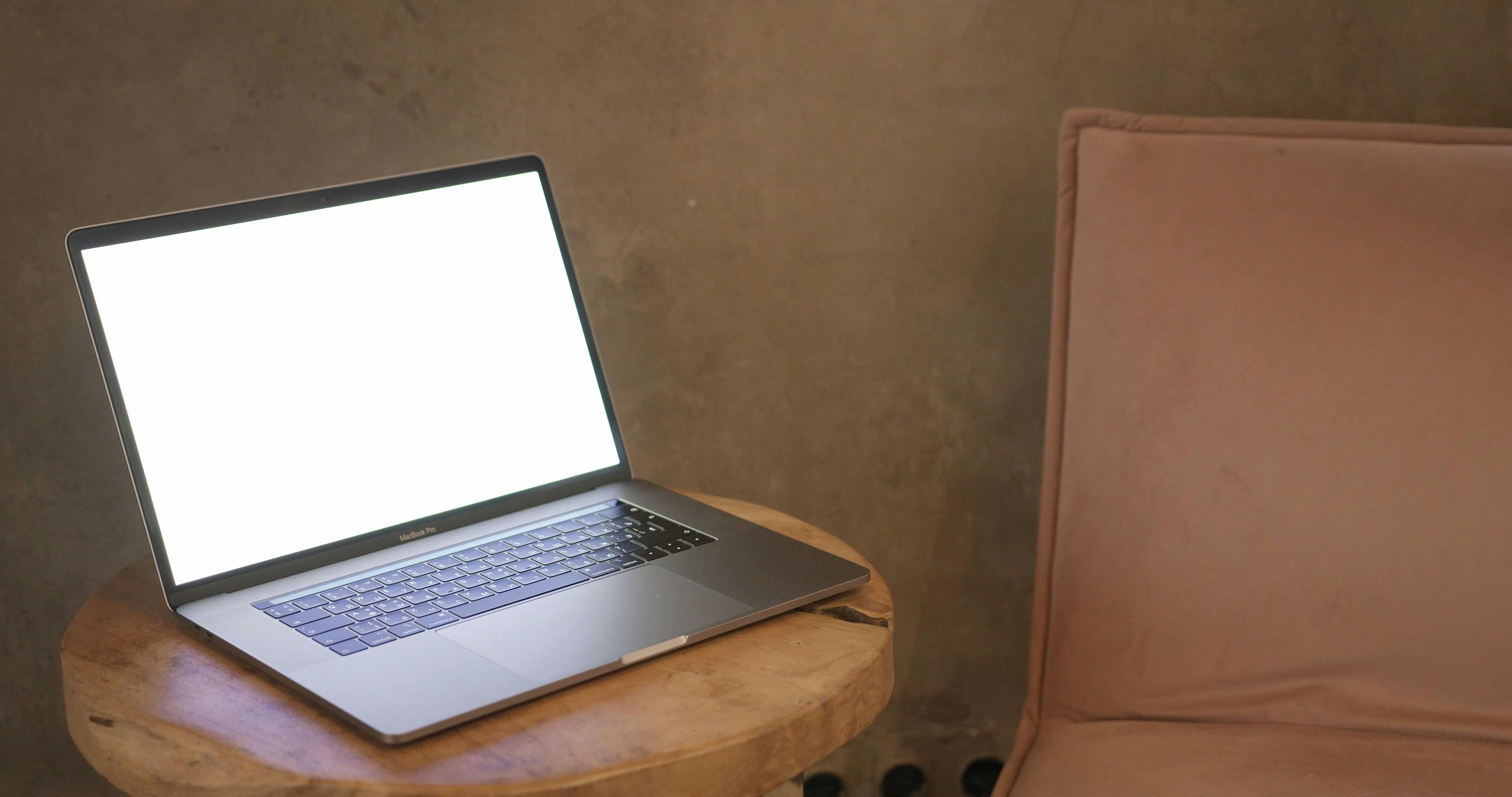 有关copyspace, mac book, web, 中性, 互聯網, 产品摄影, 光滑, 免费视频, 內部, 可攜式, 商業, 审美, 室內設計, 專業, 工作區, 工作場所, 影片 ...