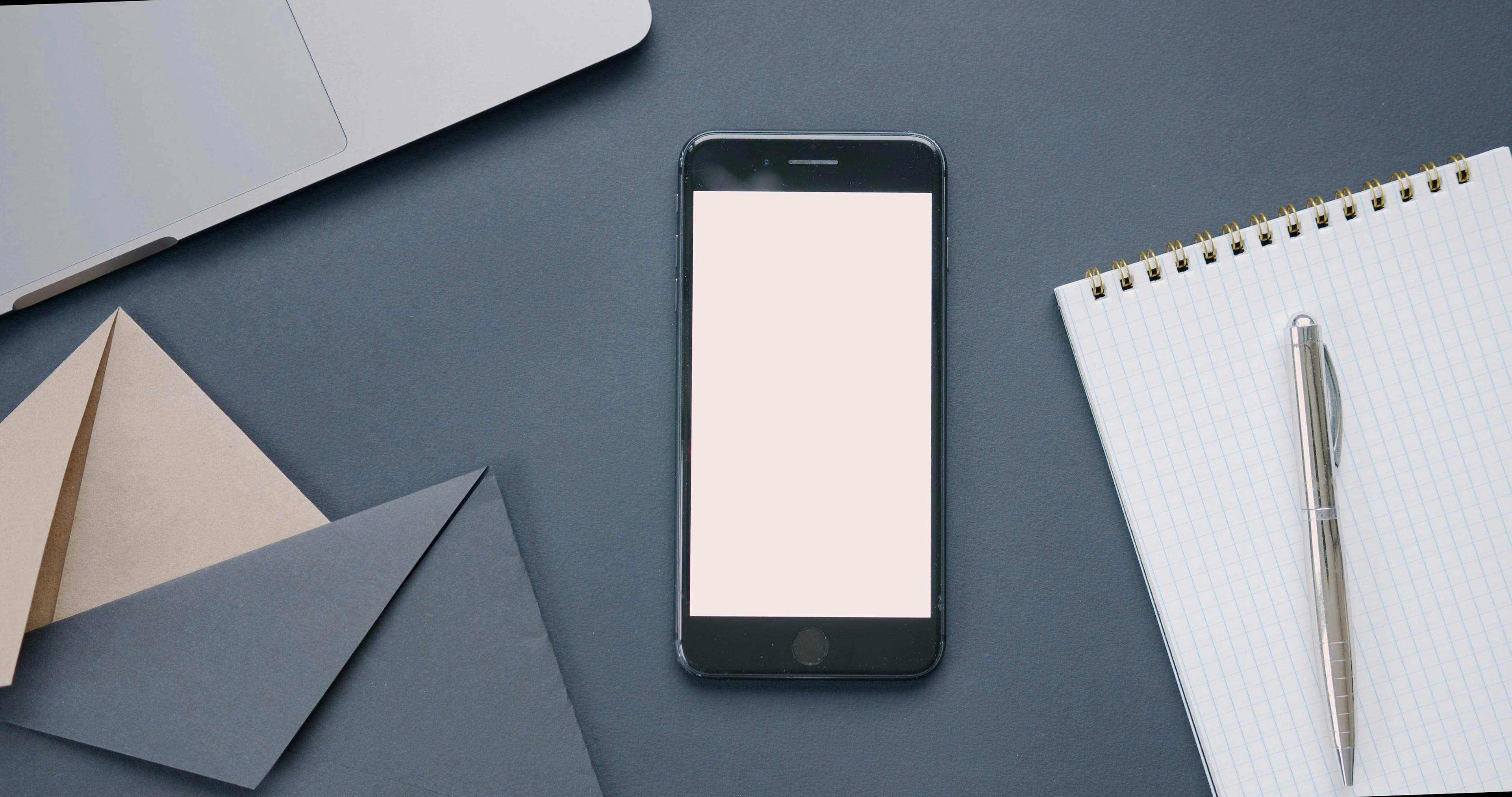 有关copyspace, mac book, web, 中性, 互聯網, 产品摄影, 光滑, 免费视频, 內部, 可攜式, 商業, 审美, 室內設計, 專業, 工作區, 工作場所, 影片 ...