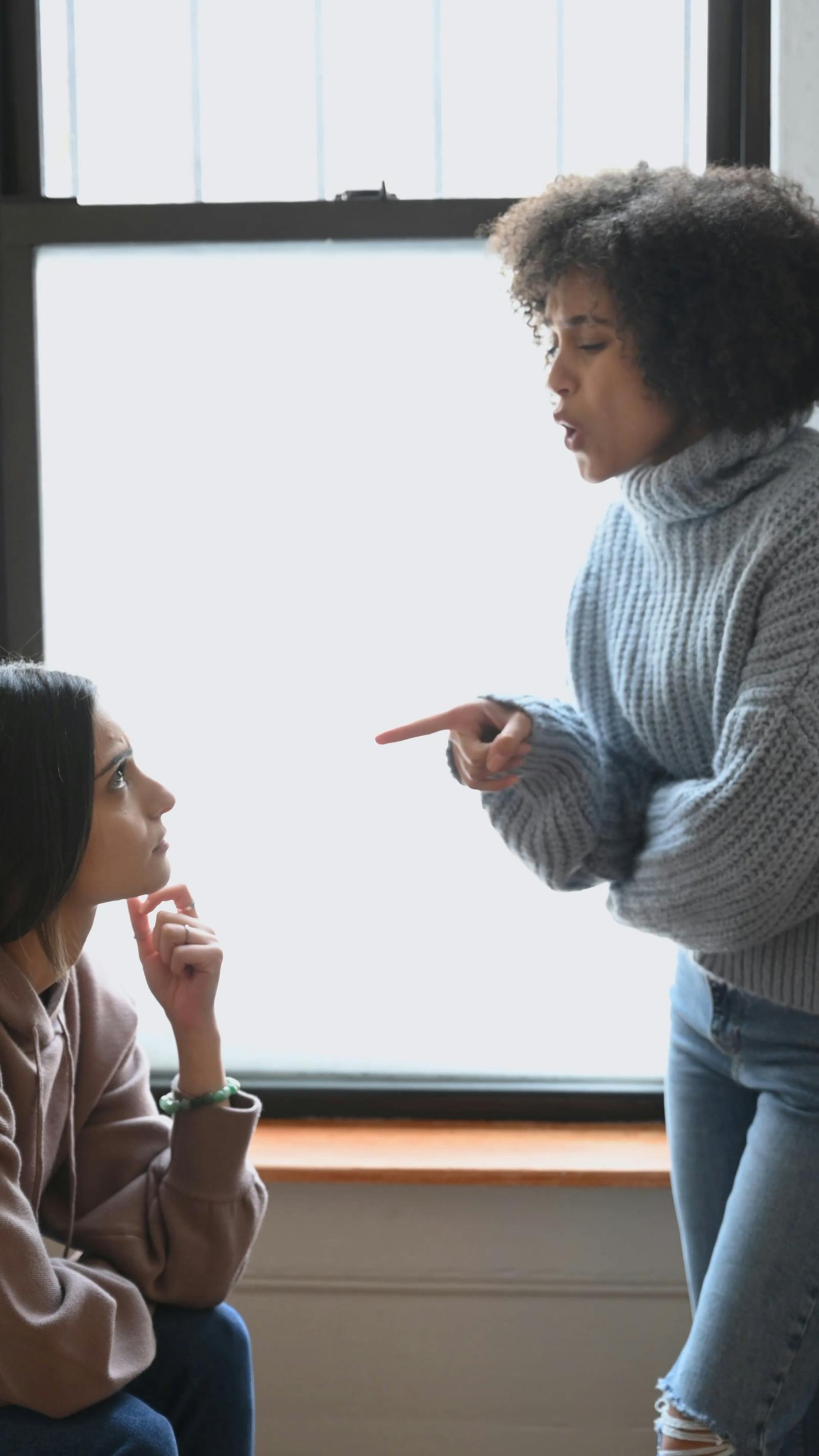 有关#室内 不悅 互動 人工照明 人类情感 人际 休闲服装 传递情感 侵略性 分歧 動態 動畫 反应 叫喊 吵架