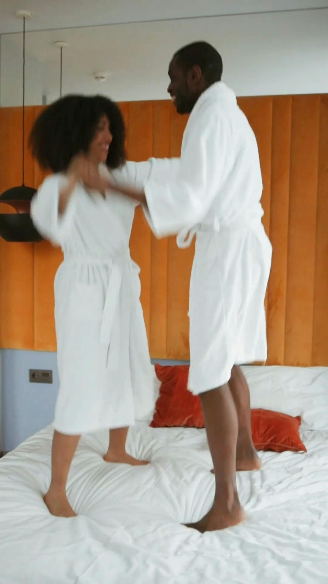 Video gratuito di abbigliamento casual, accappatoi, amante del ...