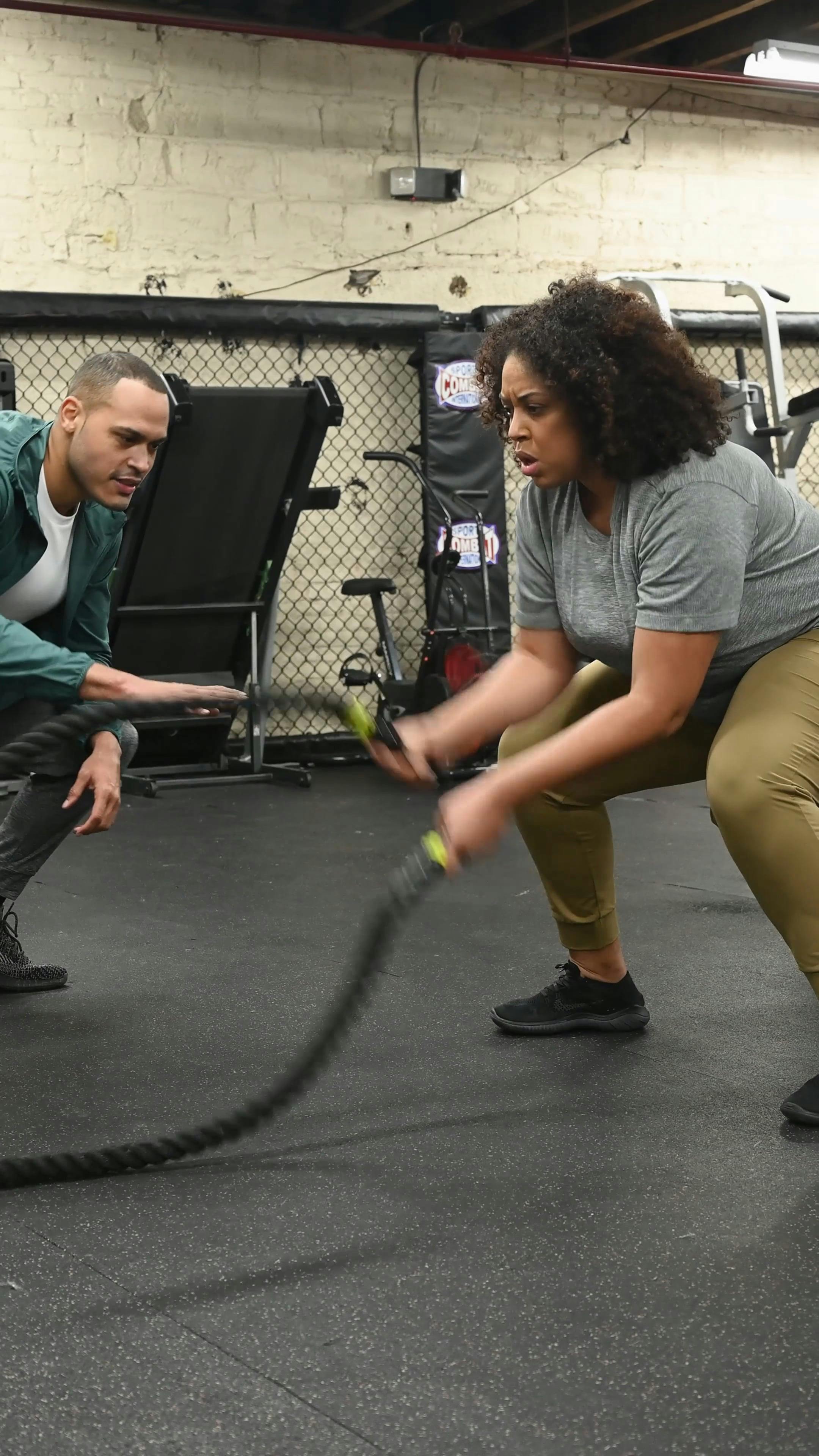 강렬함 개인 연습 건강 결단 곱슬 머리 여자 곱슬머리 도전적인 운동 동기 부여 듀얼 운동 땀 로프 로프 운동 로프 훈련 마차 무릎 꿇기 운동 사람
