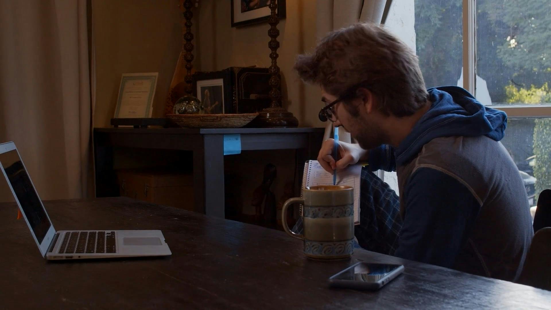 Ma Explaining through Video Call · Free Stock Video