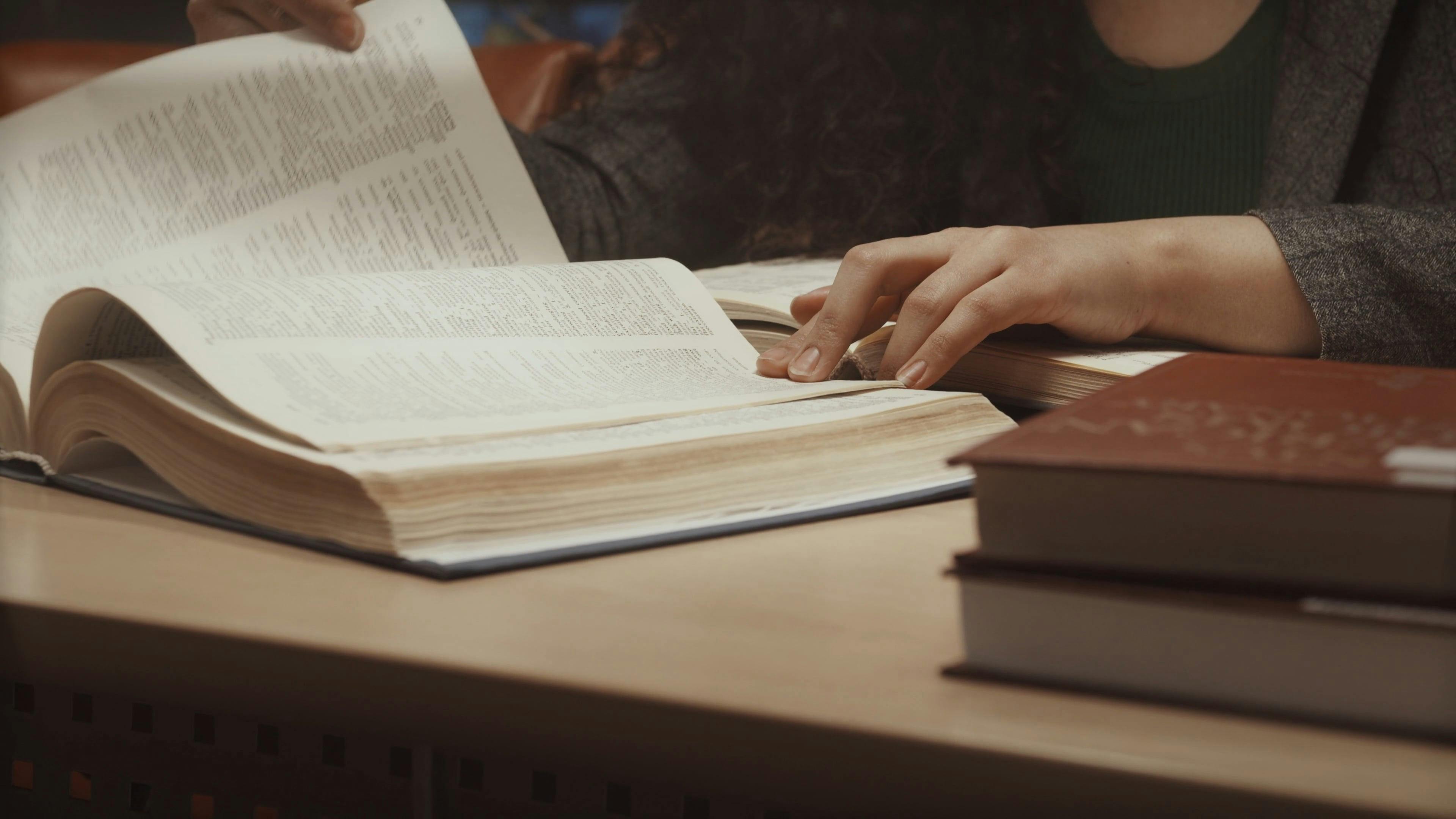 Vídeos de stock gratuitos sobre académico, adentro, adulto joven ...