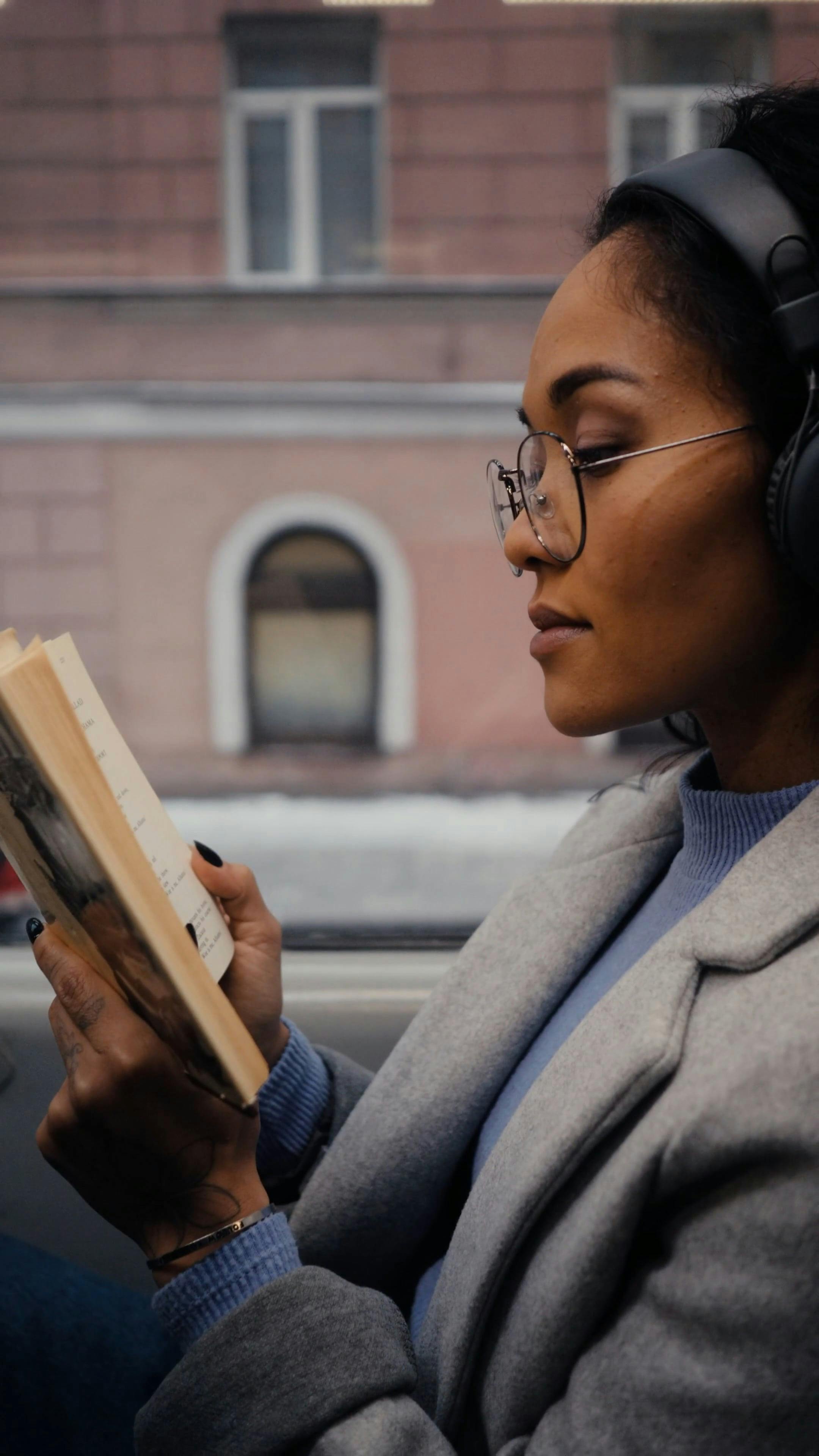 Book Listen Videos, Download The BEST Free 4k Stock Video Footage ...