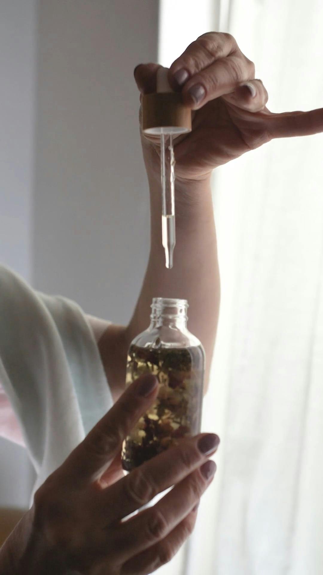 A Person Holding a Dropper · Free Stock Video