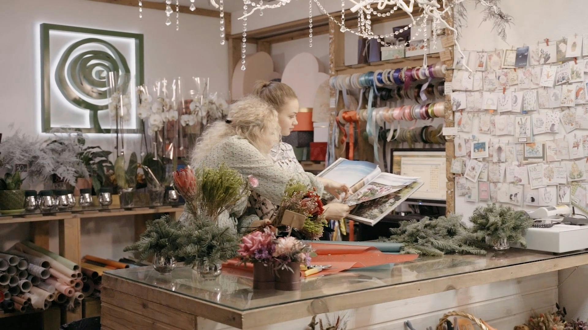 Employees Retail Videos, Download The BEST Free 4k Stock Video Footage ...