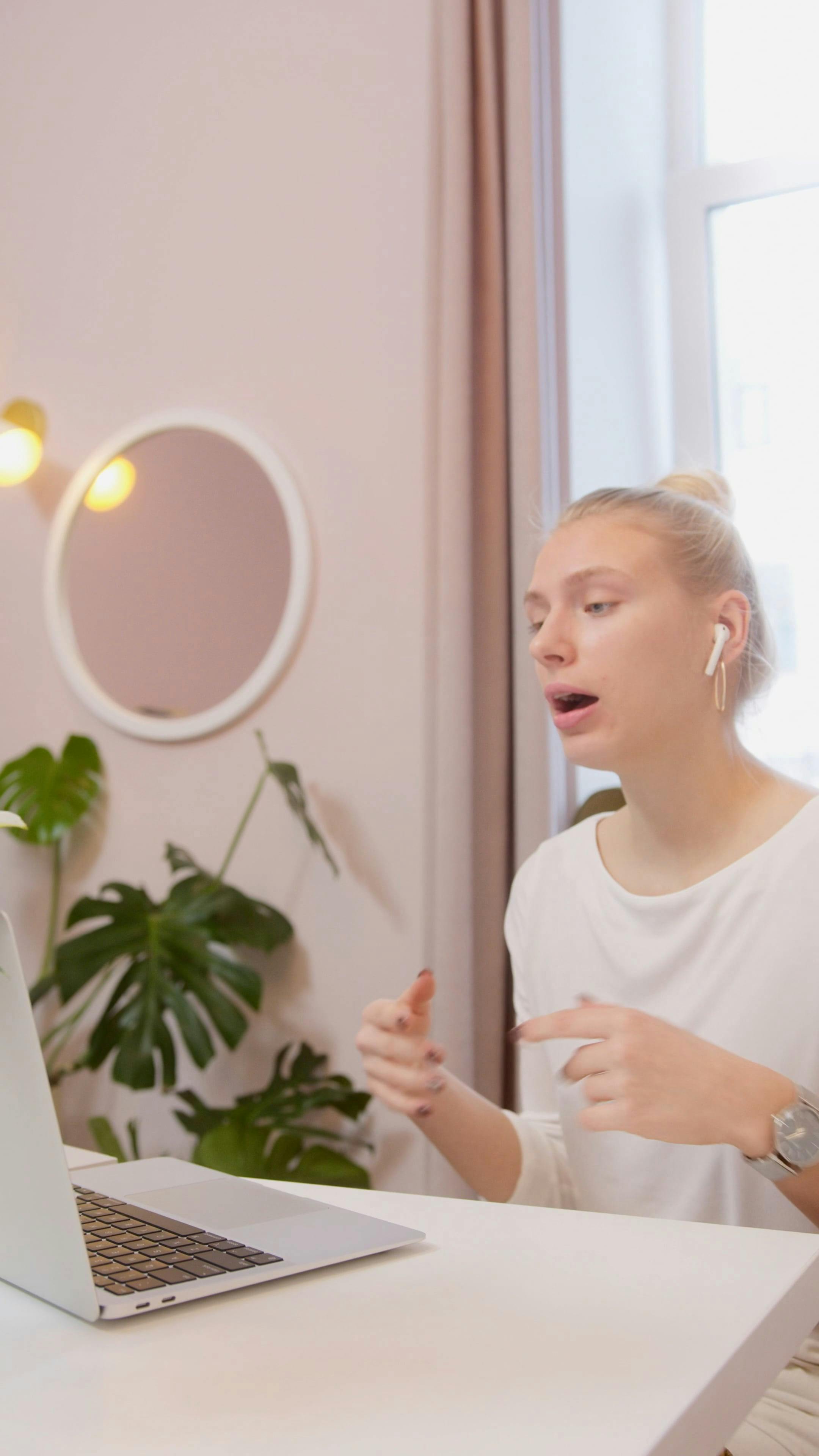 Online Talking Videos, Download The BEST Free 4k Stock Video Footage ...