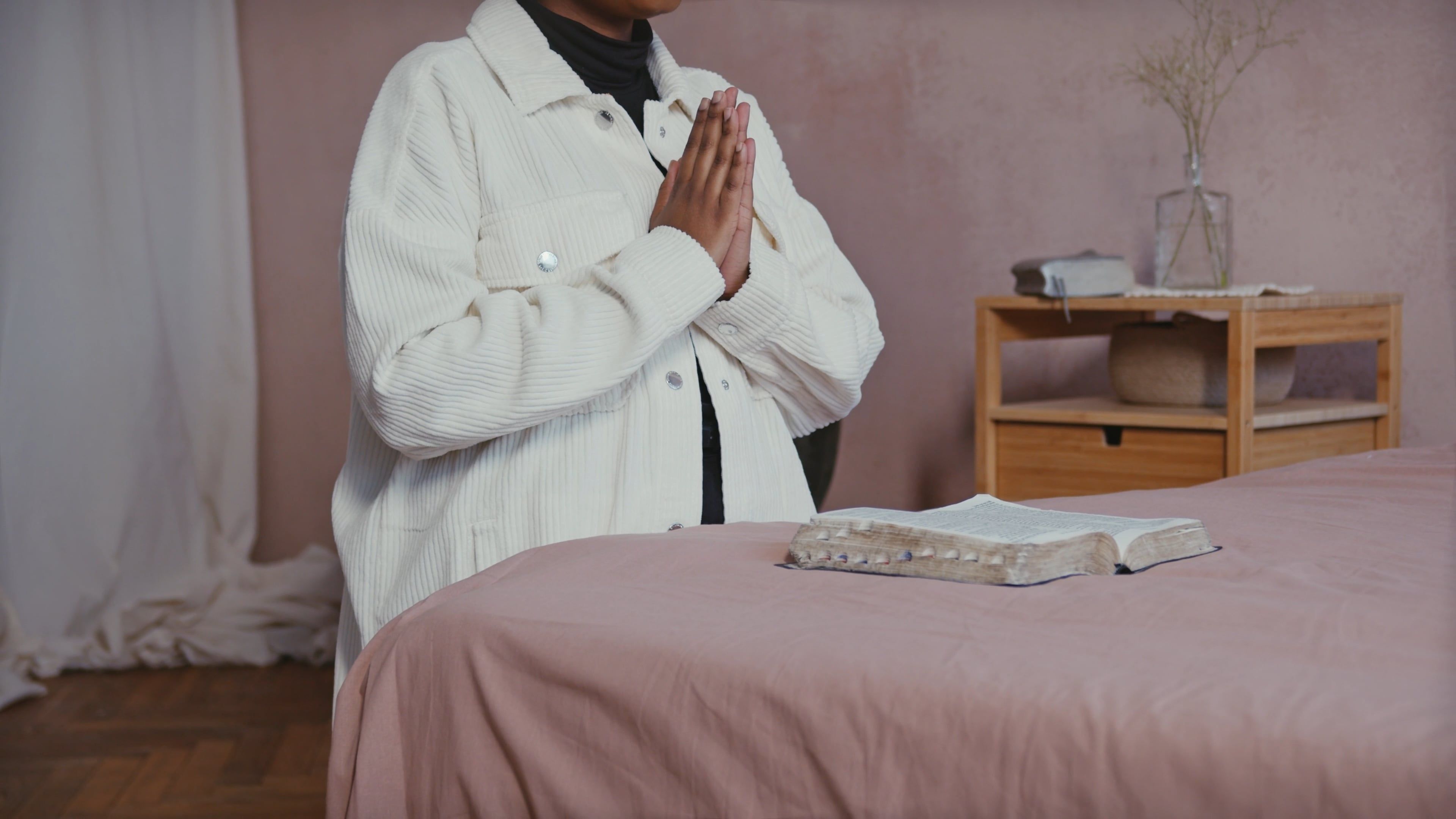 Woman Praying in the Bedroom · Free Stock Video