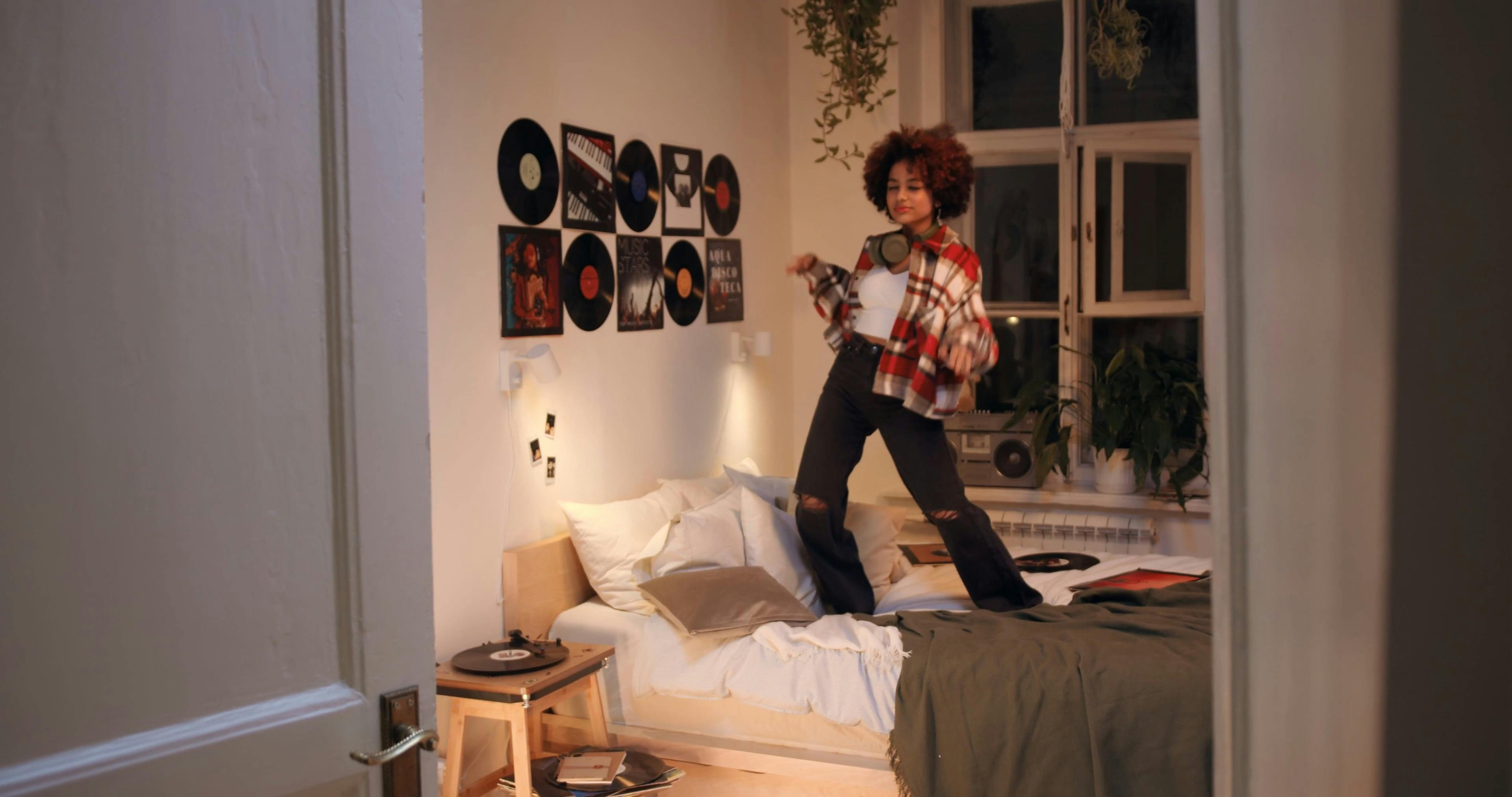 A Woman Singing and Dancing on Bed · Free Stock Video