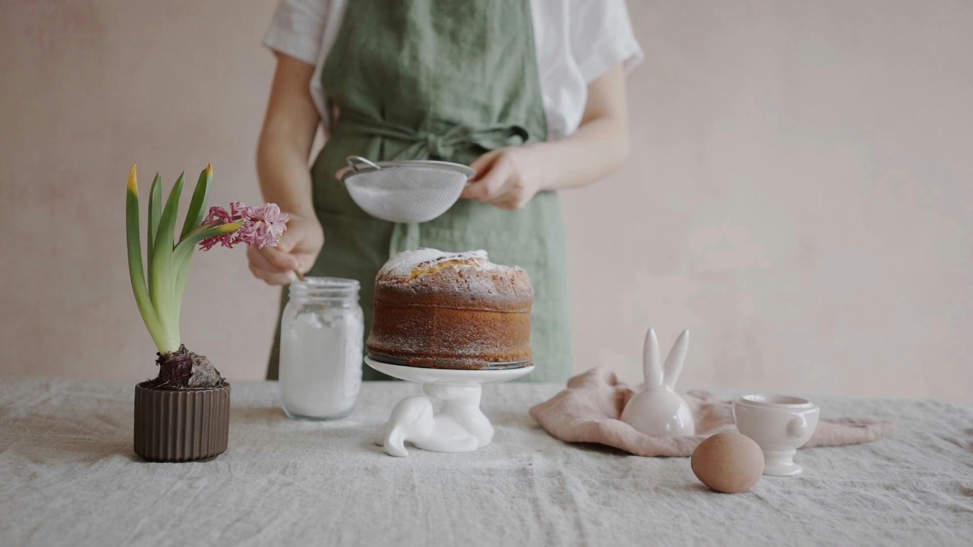 A Person Dusting a Cake · Free Stock Video