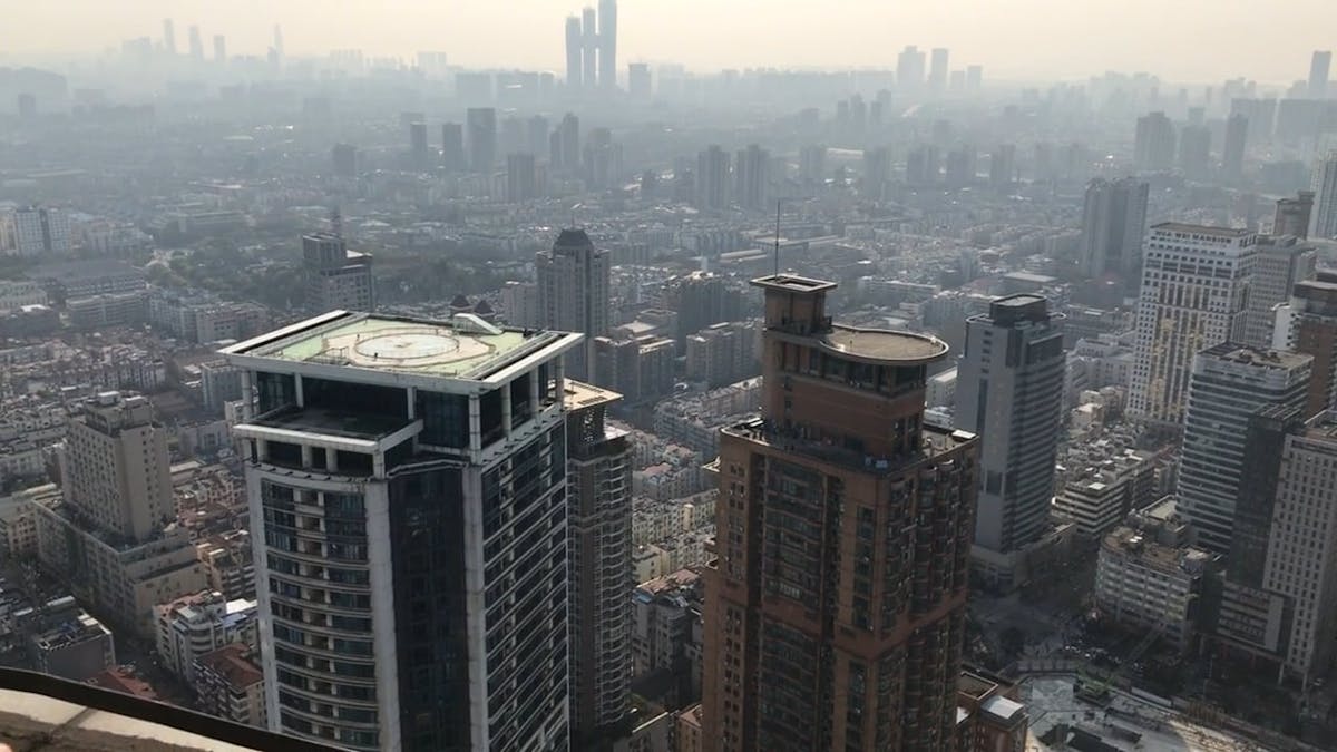 有关低角度拍攝 低角度视图 垂直视频 城市 建築 建築外觀 現代建築 空中飞人 高楼大厦 高樓 高的建筑的免费素材视频