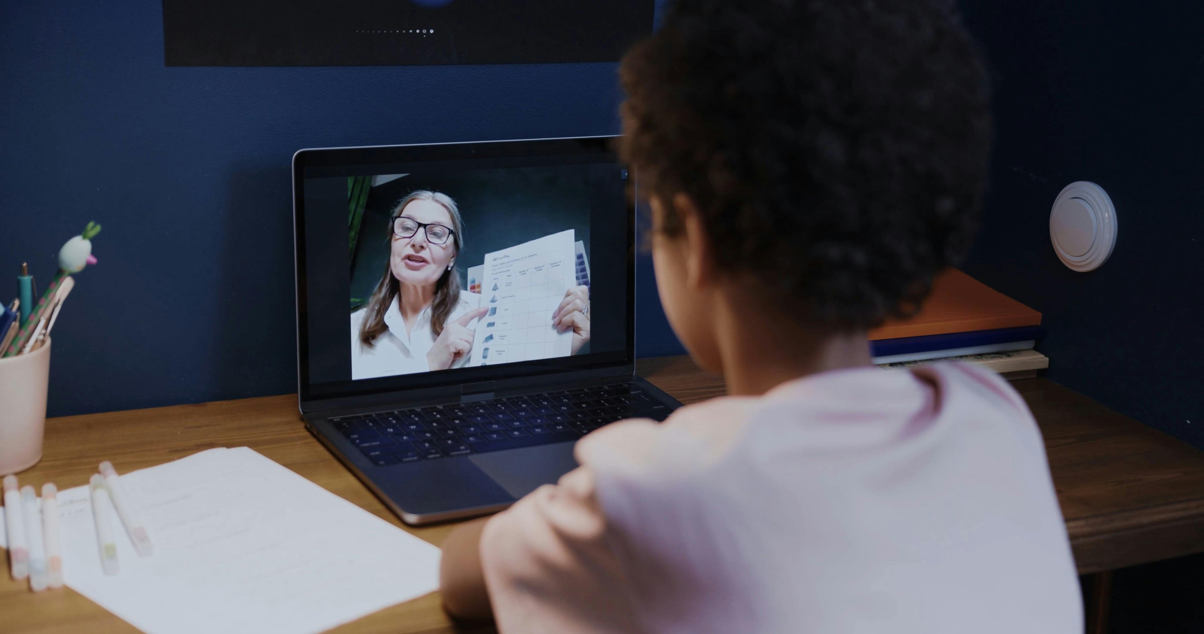 Vídeos de stock gratuitos sobre accesorio electrónico, adentro, adulto ...
