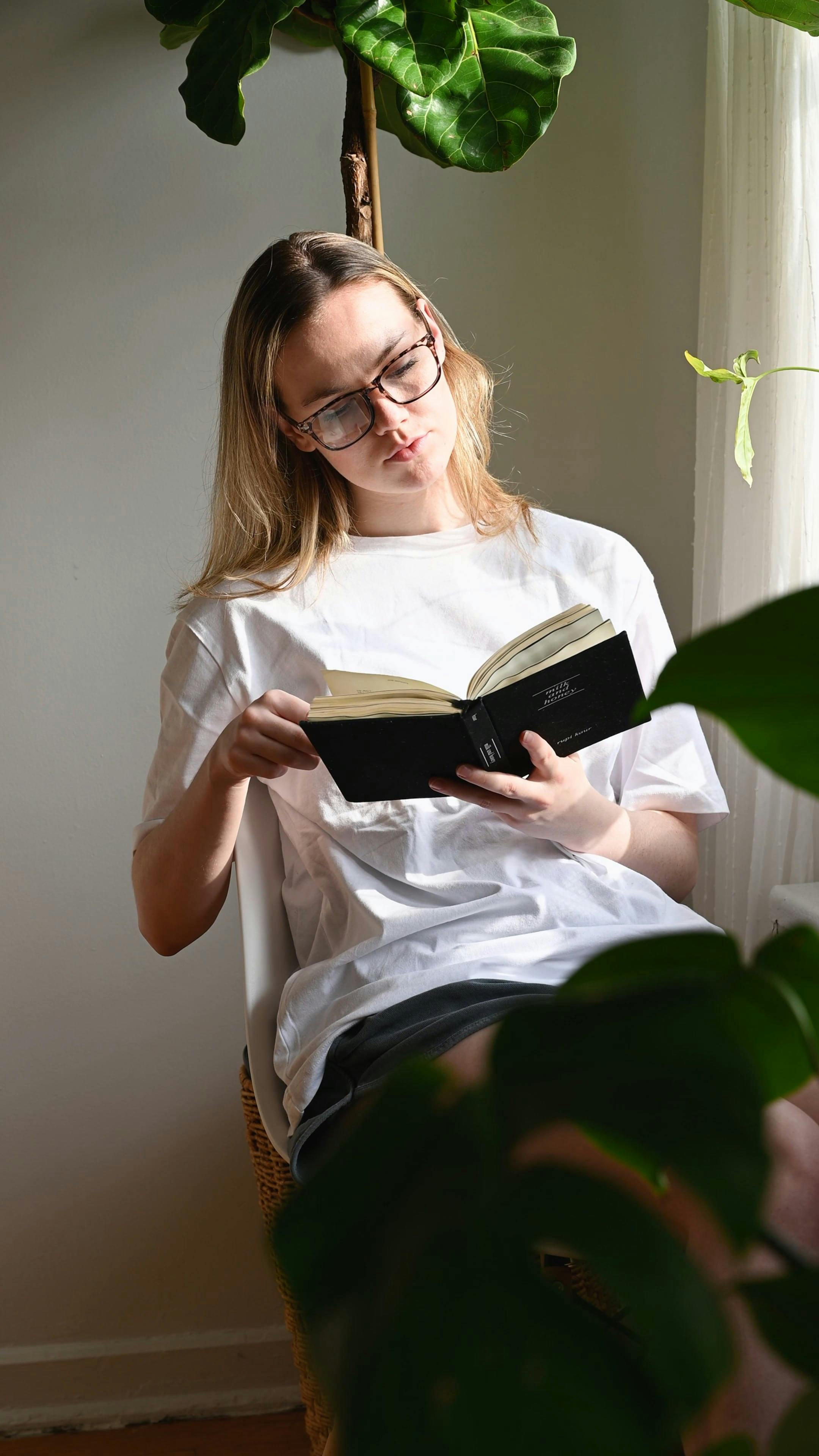 Woman Reading · Free Stock Video