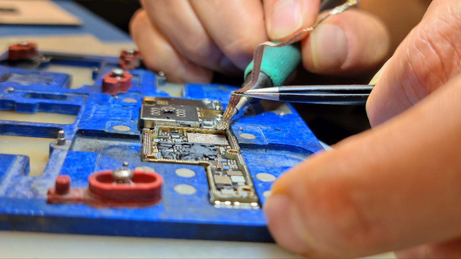 Phone Repair Videos, Download The BEST Free 4k Stock Video Footage ...