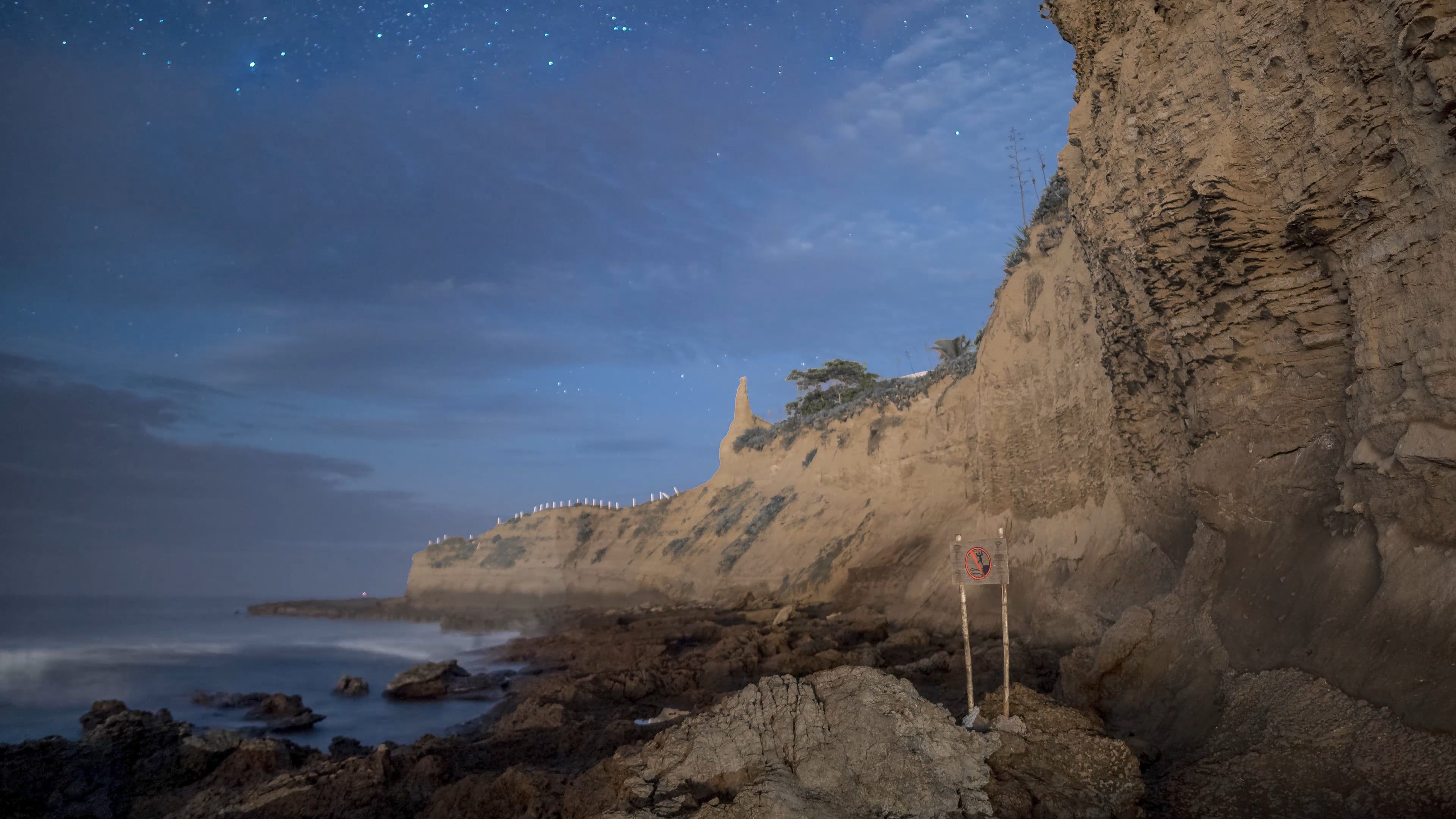 Time-Lapse of the Sky at Night on the Rocky Shore · Free Stock Video