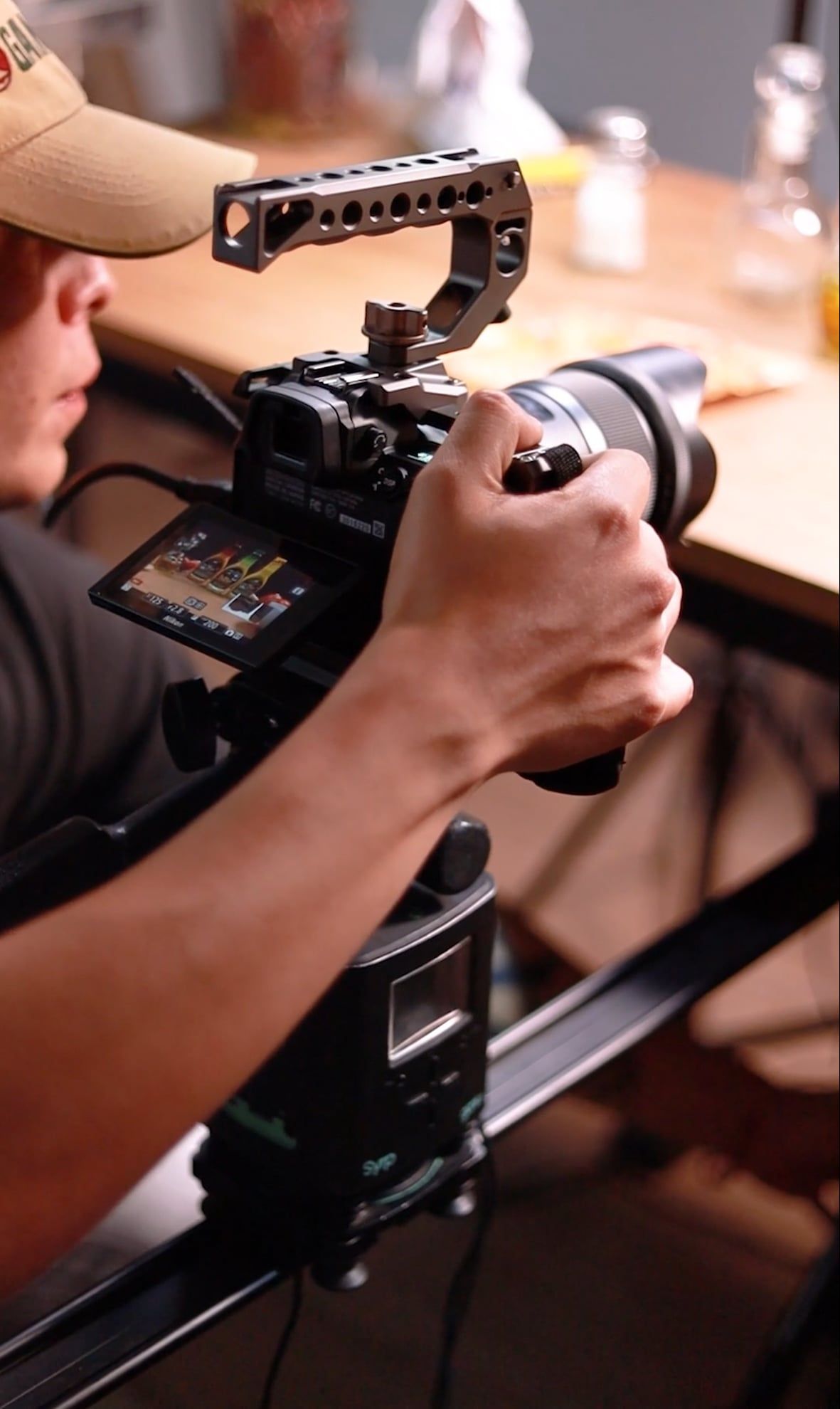 Vídeo profissional gratuito de câmera, fotógrafo, holding