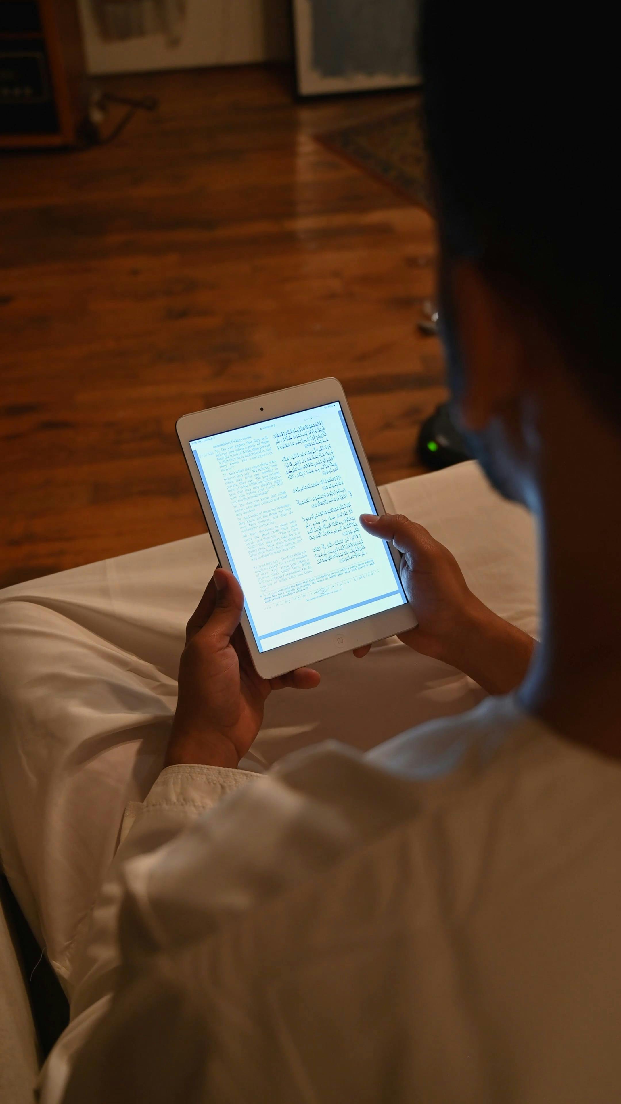 가정 기술 가젯 개인 기술 기기 기도 기술 남자 내용 독서하는 디지털 기기 디지털 리딩 무슬림 미디어 바닥 사람 사용자 인터페이스 상영 시간