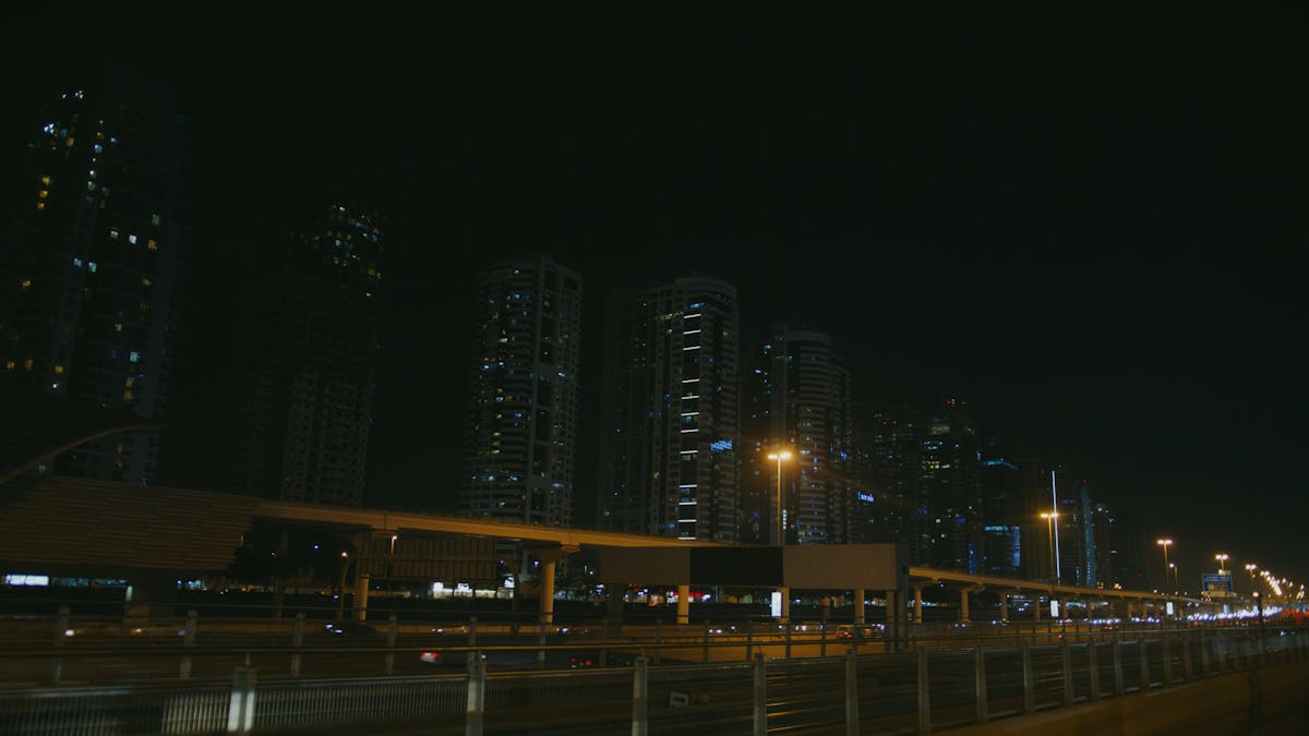 有关从下面 低角度拍攝 低角度视图 光 反射 在晚上 垂直视频 城市 城市的燈光 外觀 天空 市容 建築 建築外觀