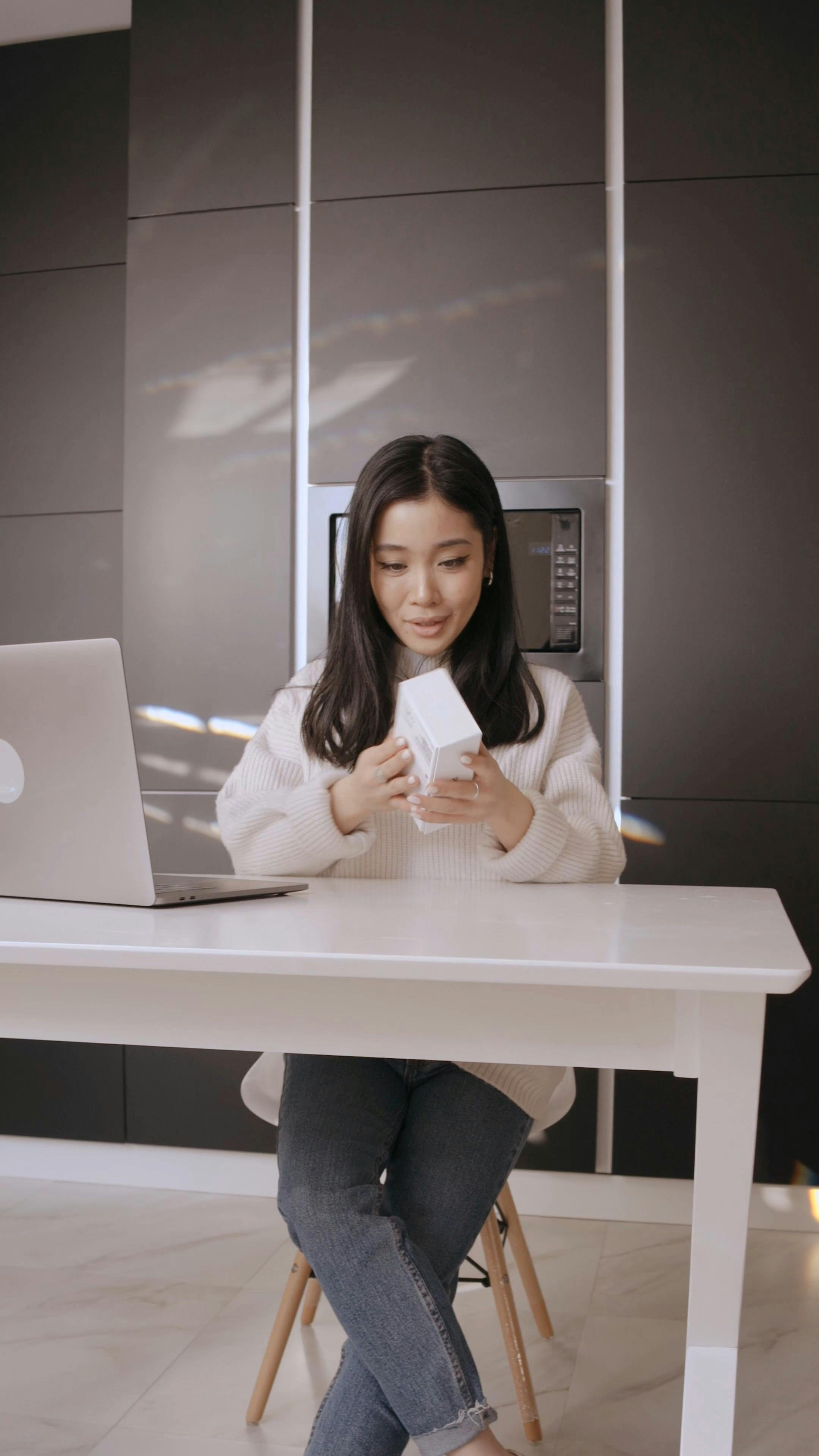 Woman Unpackaging Videos, Download The BEST Free 4k Stock Video Footage ...