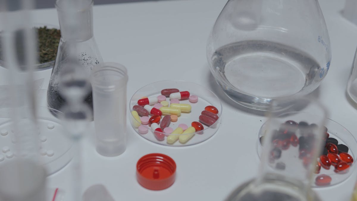 有关人 保護的 健康 冠状病毒 分析 制服 助理 化學 化學家 卫生保健 團隊合作 垂直拍摄 室內 實驗 實驗室