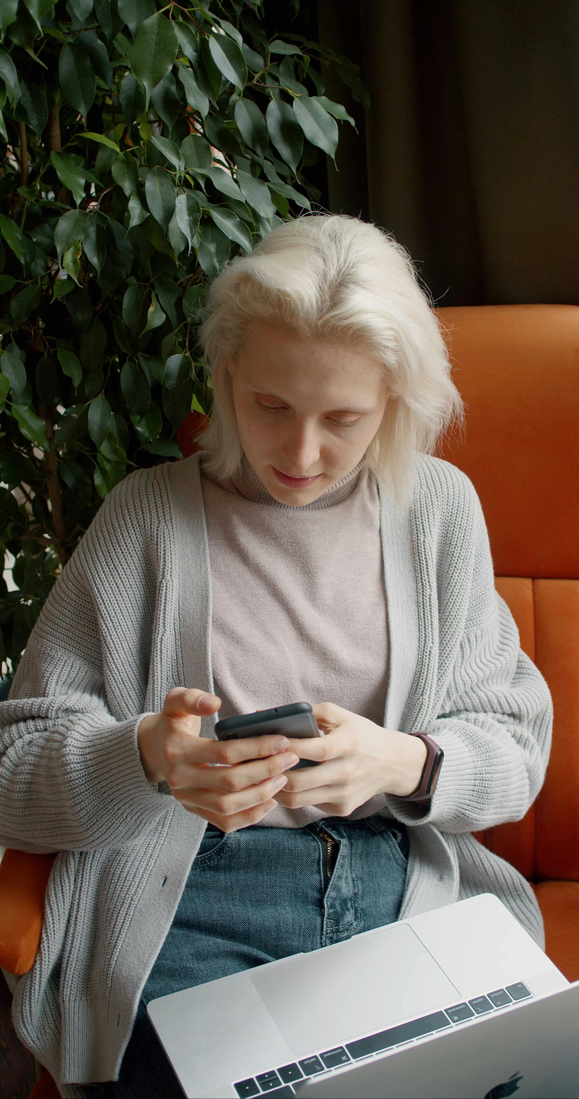 Smartwatch Call Videos, Download The BEST Free 4k Stock Video Footage ...