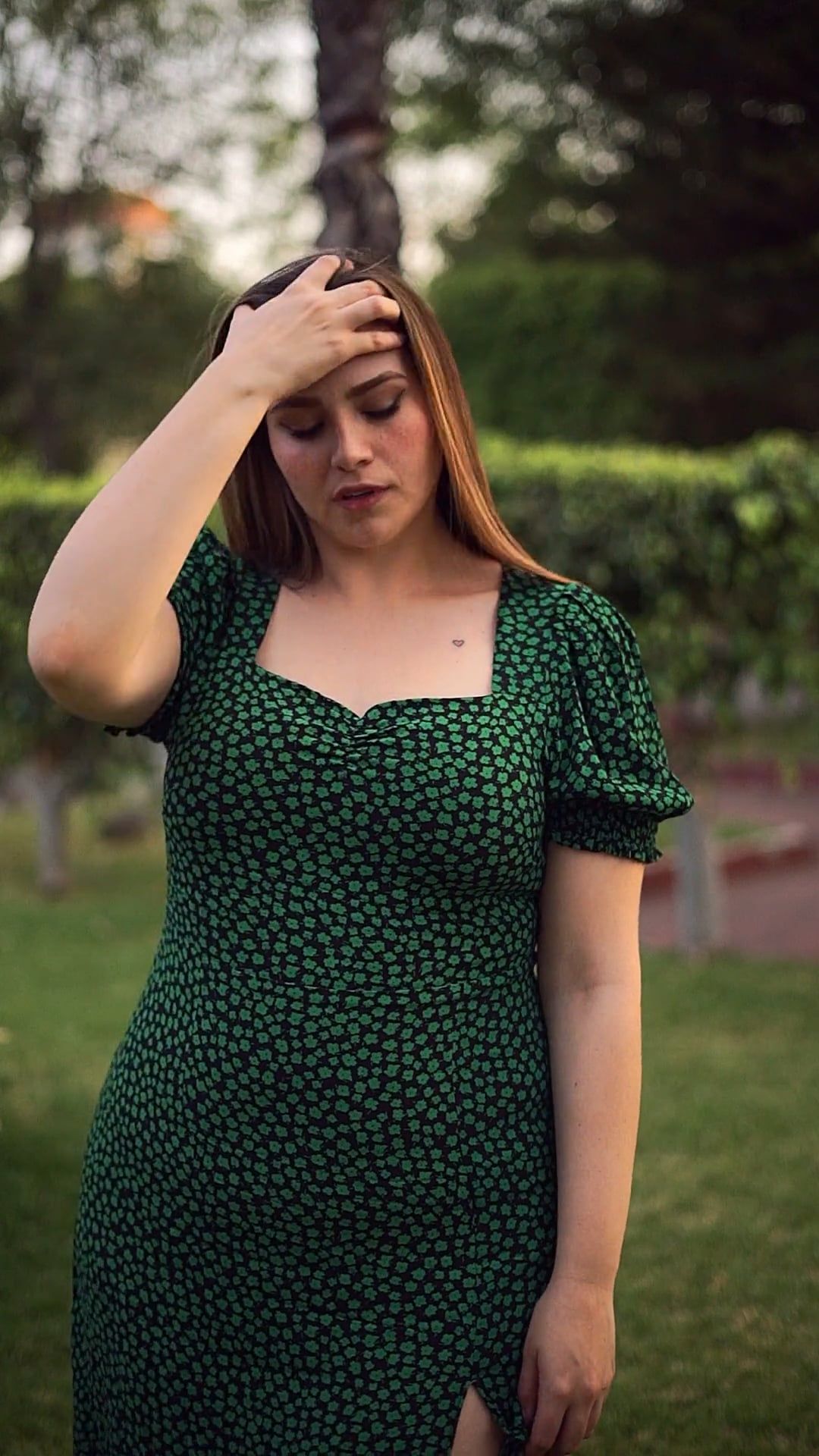 Woman Posing For The Camera · Free Stock Video 7676